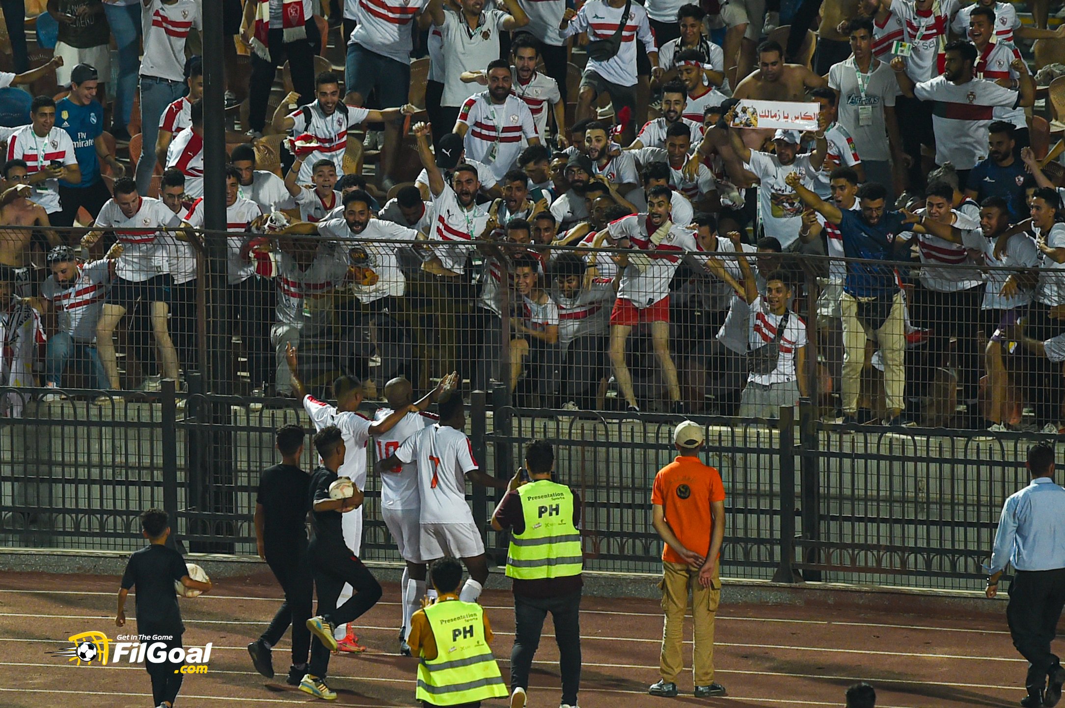 FilGoal on Twitter: "احتفال شيكابالا مع الجماهير بعد هدفه في مرمى المقاولون العرب ⚪🏟️ تصوير ...