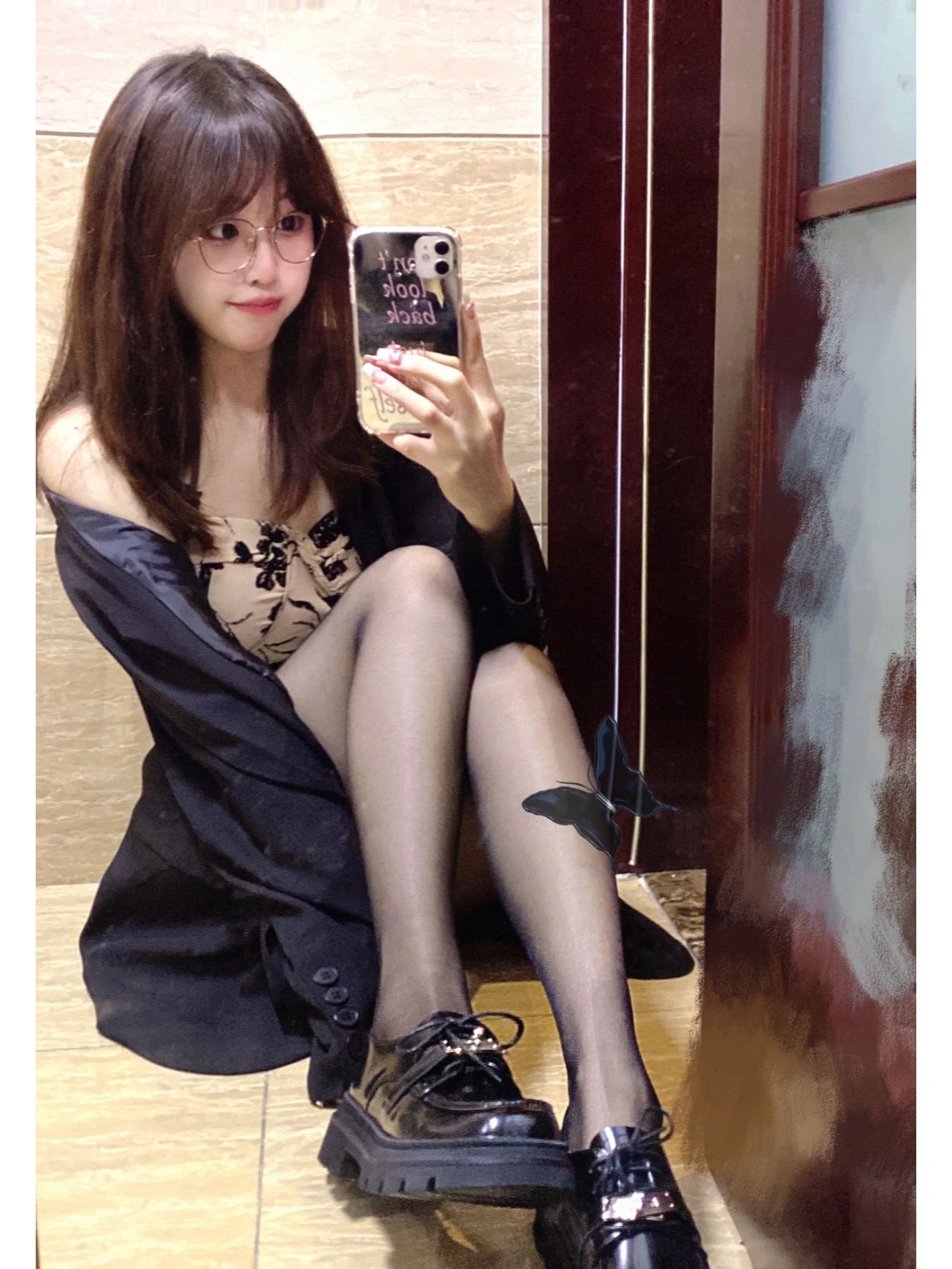 yuwang on Twitter: "真的太会了，这黑丝小皮鞋，诱惑力拉满！有想拿着她骚鞋，边闻丝袜边打胶的不？ 更多图在专属群(只要18)，想加私我！ https://t.co ...