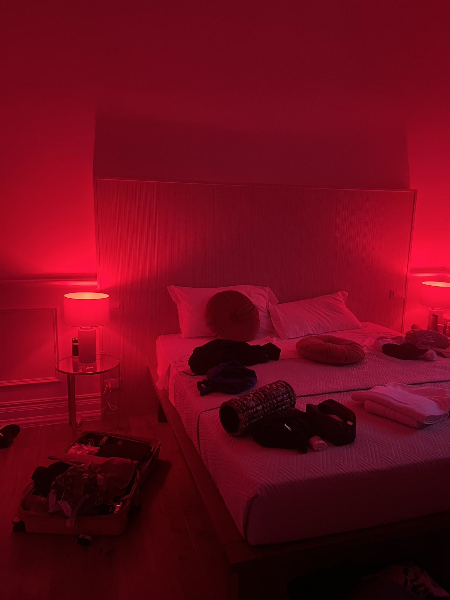 livevitae.com 🌞💧🧲 on Twitter: "Red light maxing 💡 in Rome Italy - Airbnb first thing swap the ...