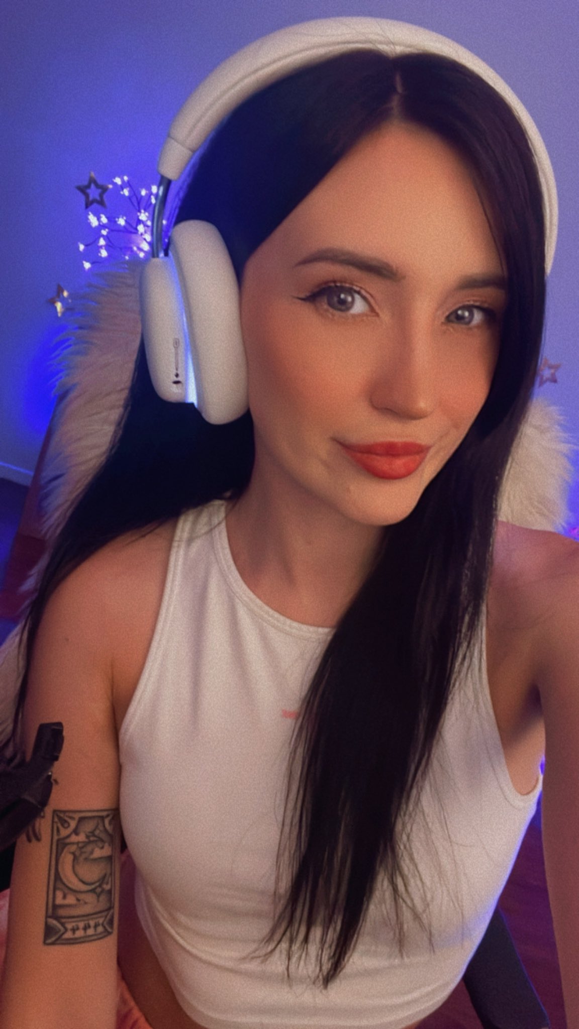 linds ♡ on Twitter: "come spend time with meeeee~ drink wine with meeee~ kill demons with meeee ...