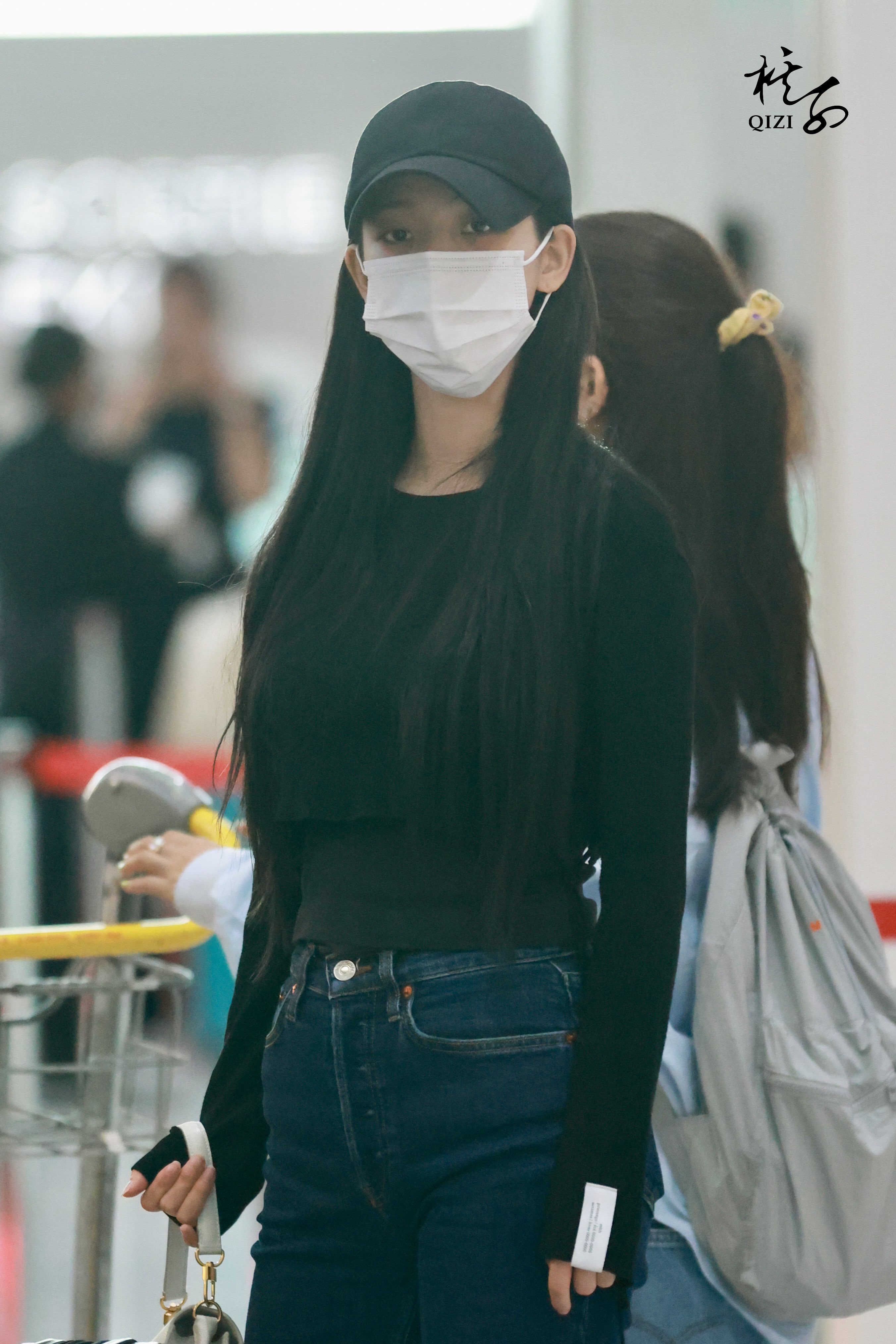 하늘 on Twitter: "230704 aespa KARINA CDG 🛫 ICN #KARINA is departing from Paris Charles de Gaulle ...