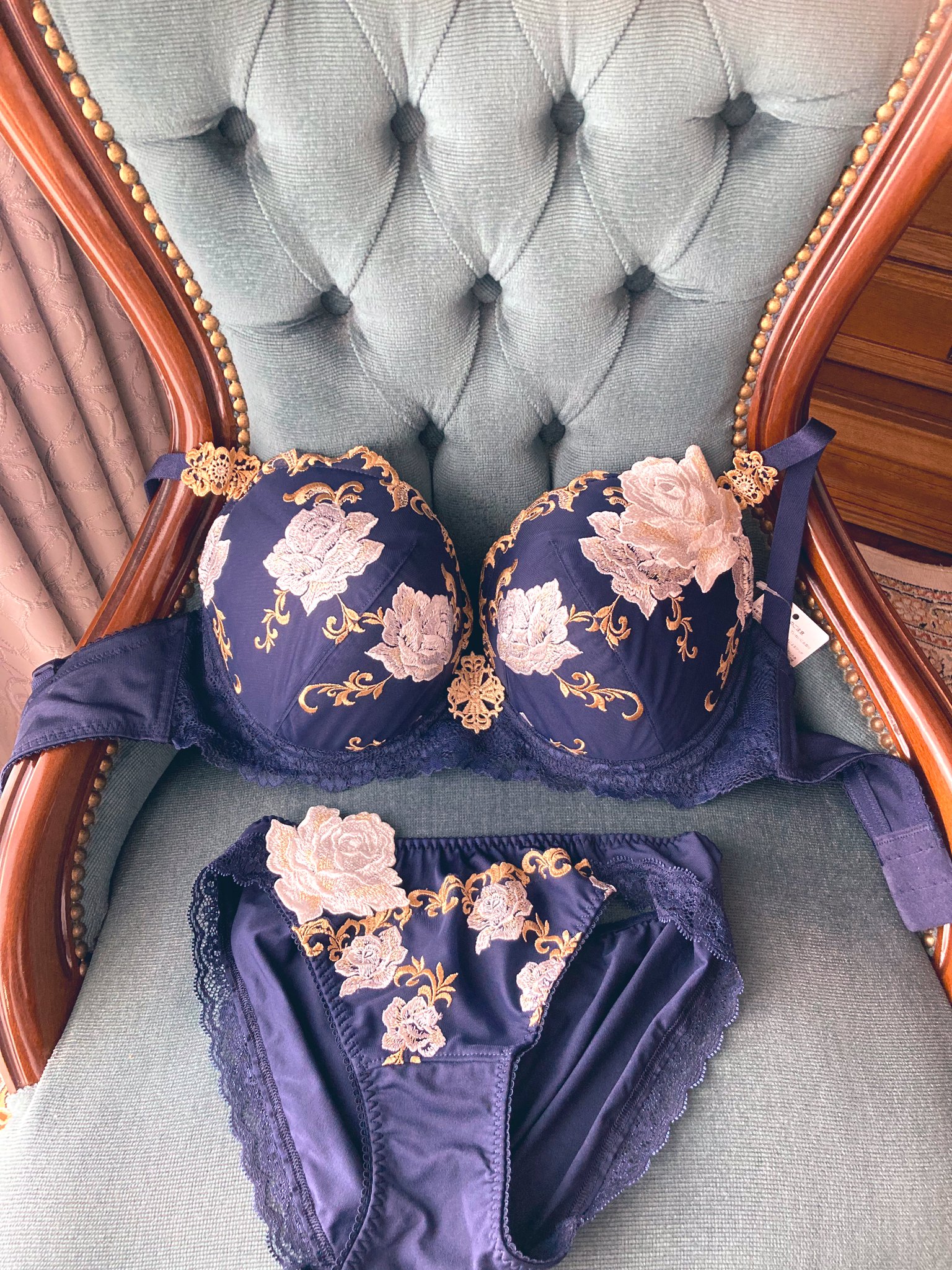 のあーる@超現実派Vtuber【7/8生誕祭】 on Twitter: "弊ファンから！！！！ saluteのベルばらコラボ（オスカルデザイン）の下着セットいただきました！！！ そして、『乳 ...