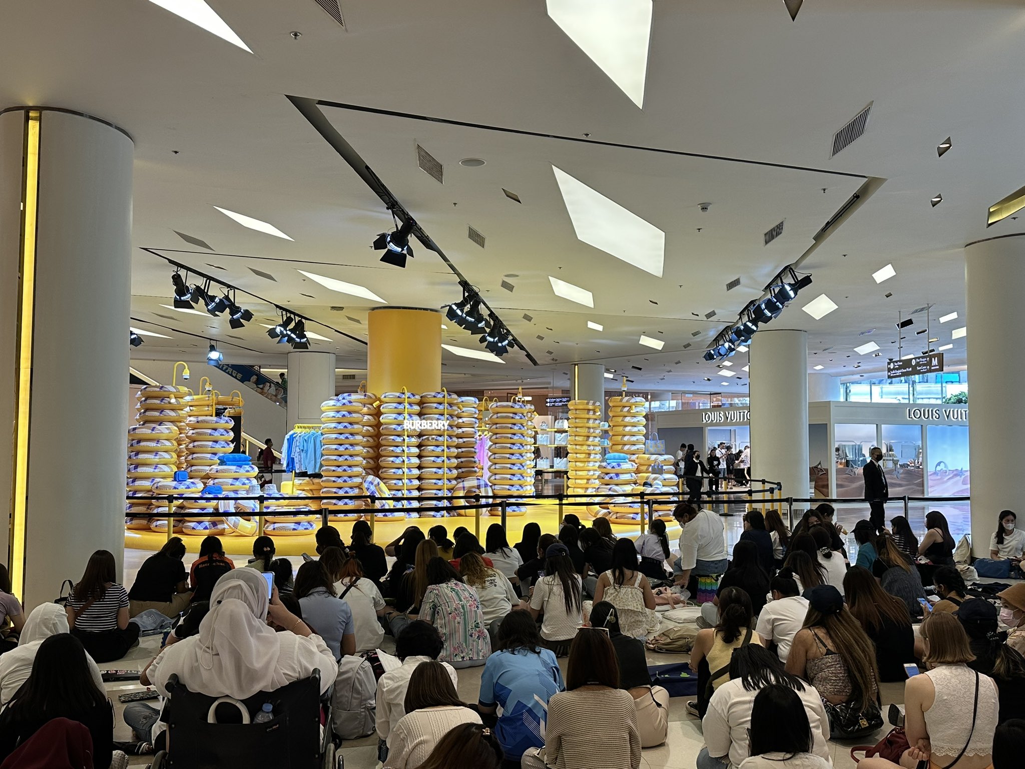 Papoohhhh🦊💚🐰 on Twitter: "Are your ready!!! 🏖️🥰🦊 BBR x Bright #Burberry @burberry #bbrightvc ...