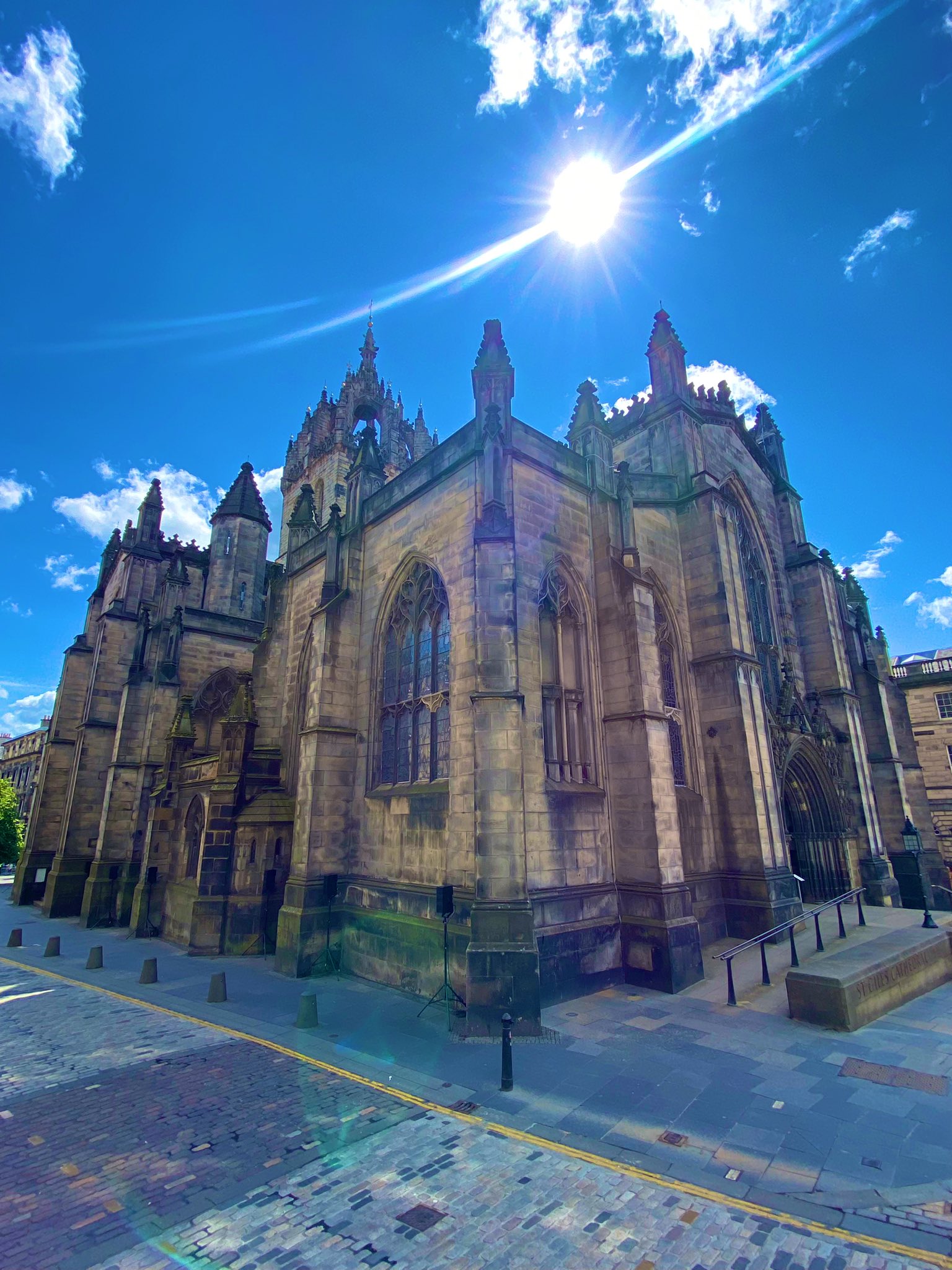 Lizzie Robinson on Twitter: "The sun is shining in Edinburgh today ☀️ The King, accompanied by ...