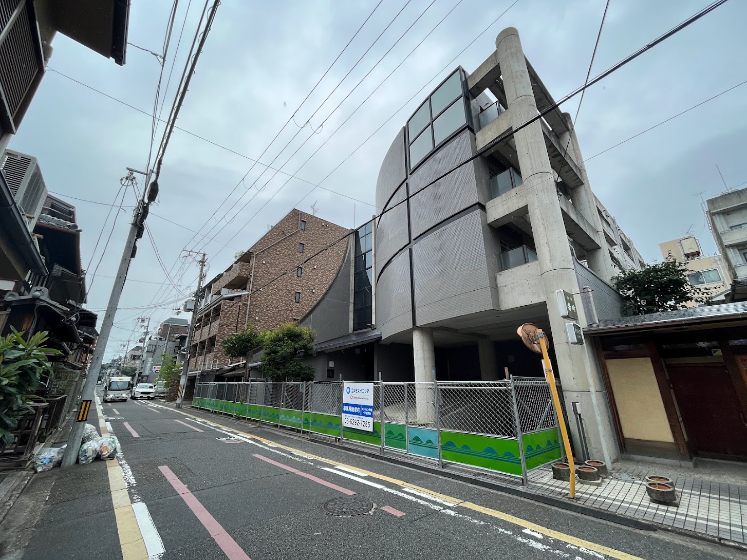 kyoto1192.com on Twitter: "御所南にコスモスイニシアが来たぁぁぁー。 https://t.co/8ipbpno9b4" / Twitter