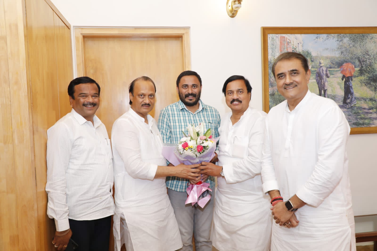 Sameet Thakkar on Twitter: "NCP, MLA Devendra Bhuyar who was with Sharadrao Pawar in afternoon ...