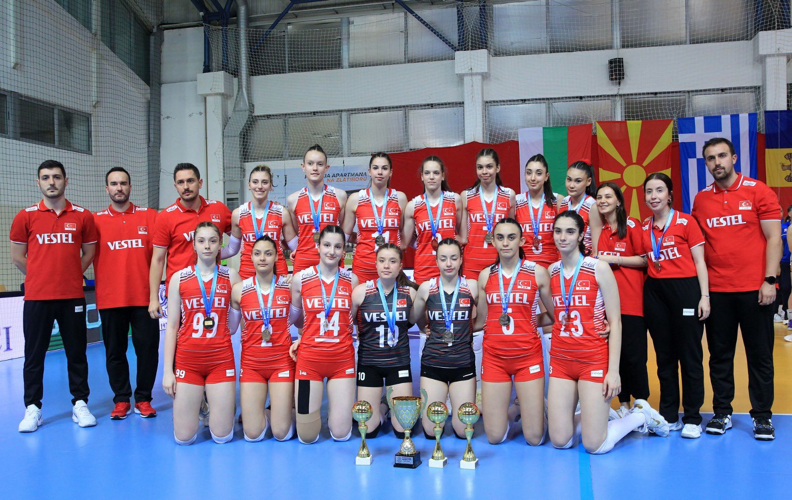 Türkiye Voleybol Federasyonu on Twitter: "📸🇹🇷Balkan İkincisi U17 Kız Milli Takımımız🥈 🤩 👤Begüm ...