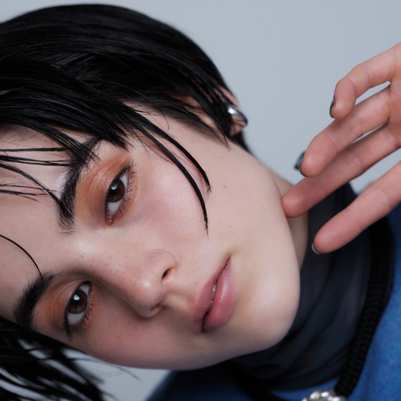 SUQQU official on Twitter: "ベージュとゴールドのヌーディトーンに、明るく神秘的なアンバーの煌めきを重ねて、美しい立体感を演出したアイメイク。目元の色感によって ...