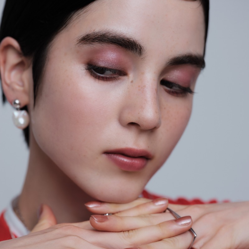 SUQQU official on Twitter: "漆黒まつ毛の背景を、レディライクなピンクトーンにチェンジ。スタイリッシュな空気感に包まれた媚びないスウィートさがなんとも魅力的な、60 ...