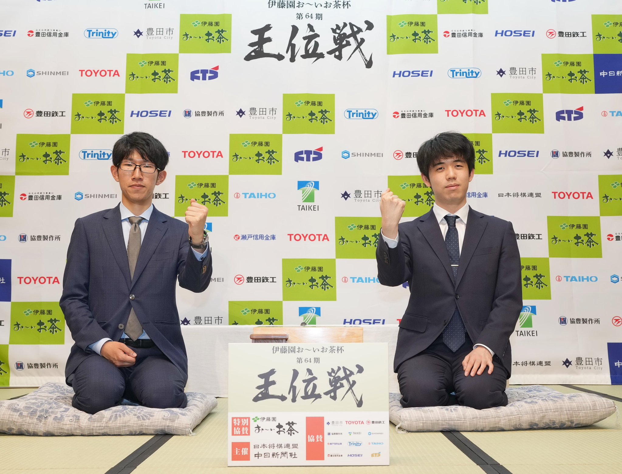 中日新聞 東京新聞 将棋【公式】 On Twitter 7日と8日に愛知県豊田市の市能楽堂で指される #第64期王位戦 第1局を前に、藤井聡太王位と佐々木大地七段が前日会見に臨みました