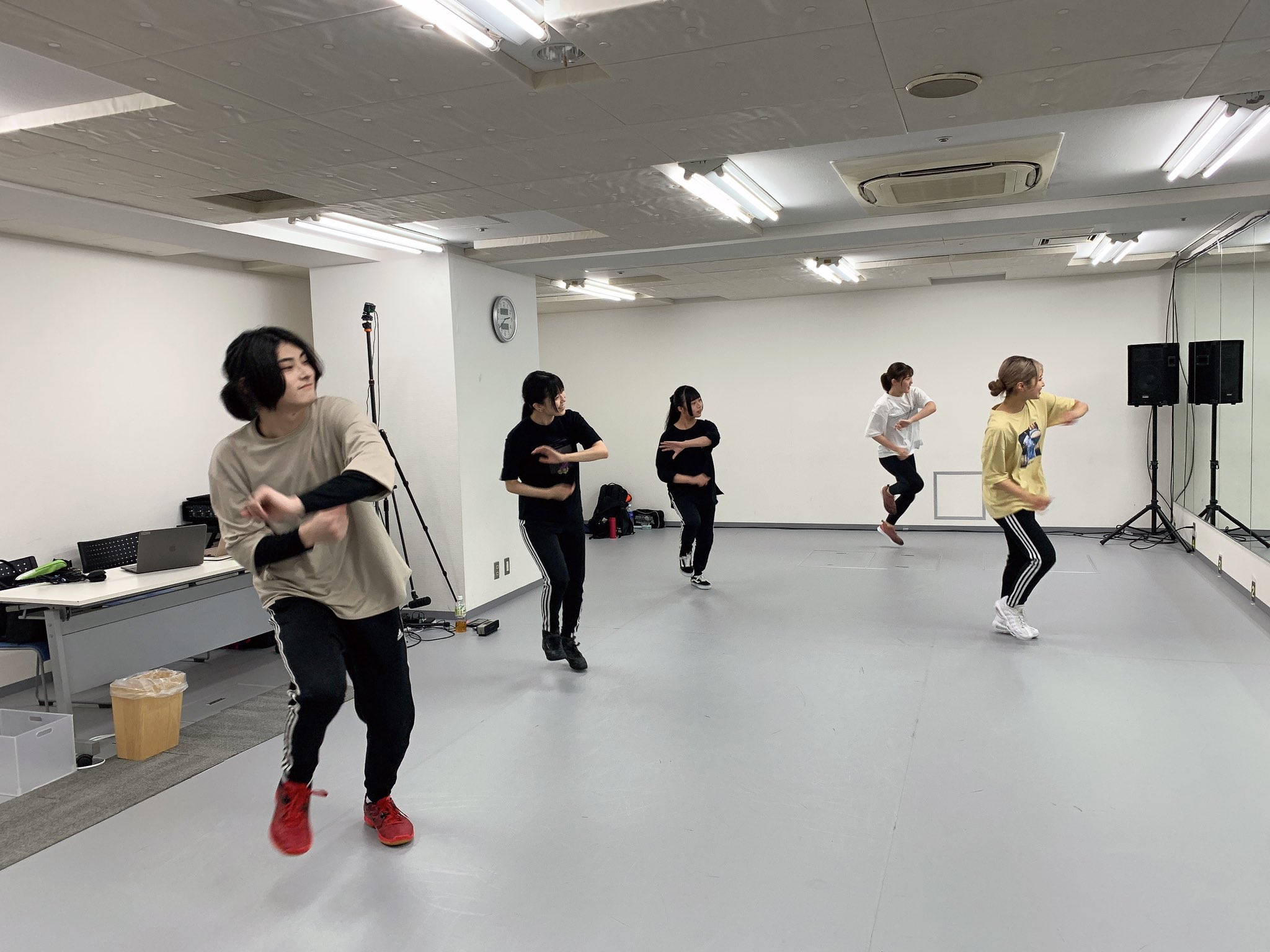 ソリッド・キューブ（公式） on Twitter: "本日は新人アクターたちのダンスレッスン日 とても仲の良い同期同士切磋琢磨して技術を磨いてます‼️🕺💃🔥 💬スタッフS日記 休憩中は某テーマ ...