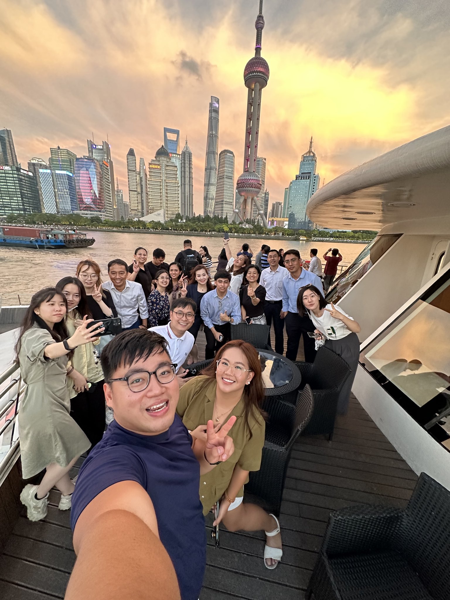 Zhou Li周莉 on Twitter: "Selfie is our favorite way of group photo. Notice the landscape ...