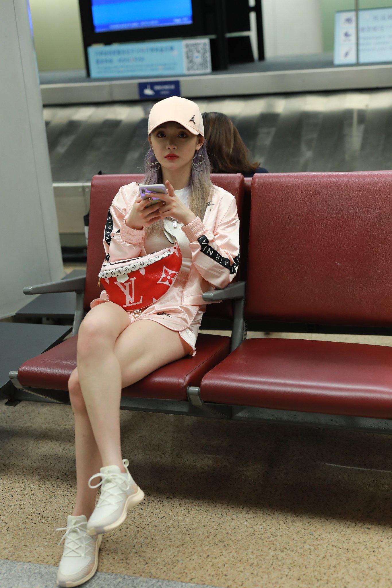 明星生图 长期网址 sc8.life on Twitter: "周II洁0琼（7）单张8M 机场粉色真理裤 翘腿 性感白嫩的大腿 近距离拍摄 140张 3.88r~https://t.co ...