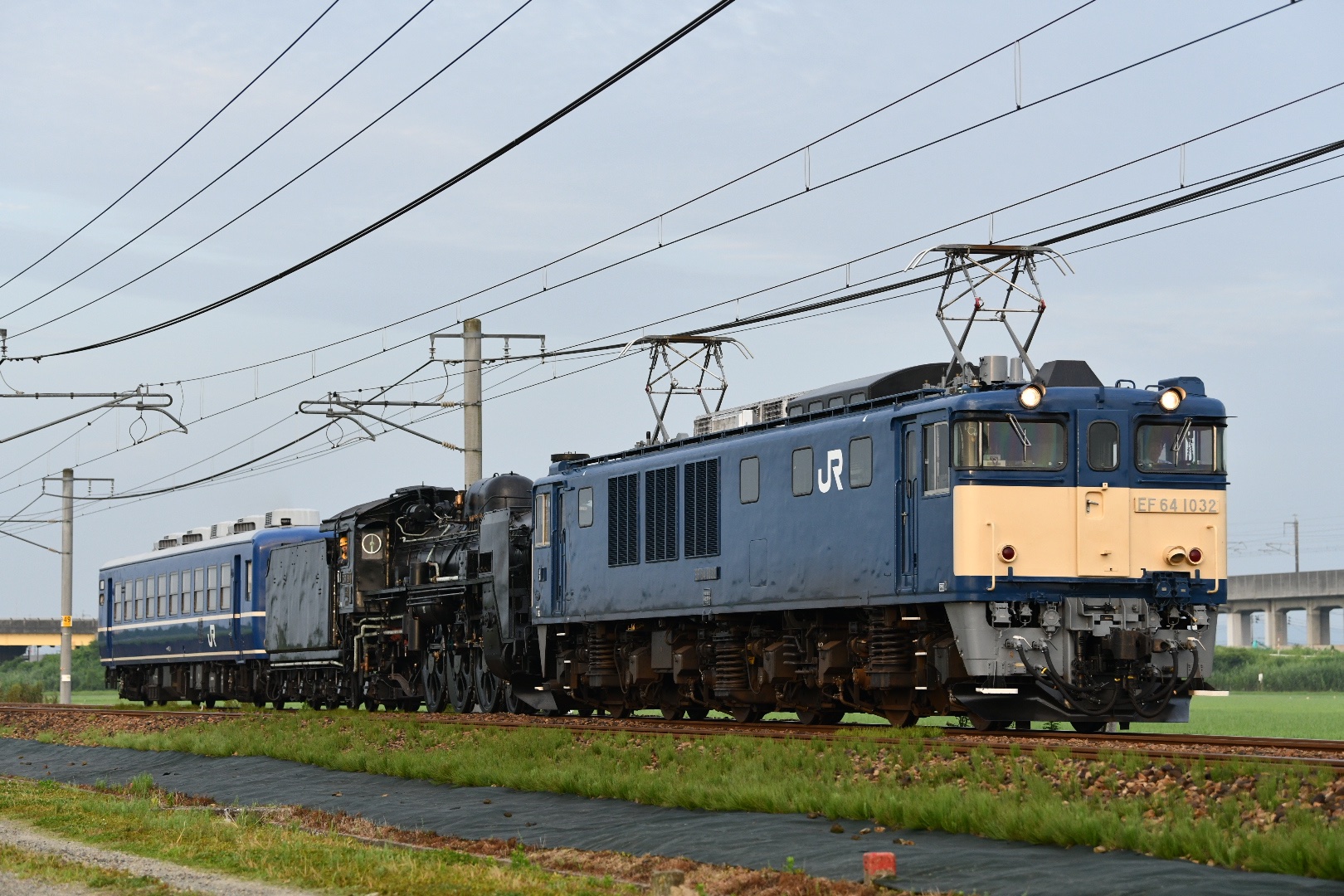 にゃんたま on Twitter: "23.-7.-7 EF64-1032＋C57-180＋オヤ12-1 雲の合間から少しだけ陽が差しました。 https://t.co/2MjxAJyC1I ...