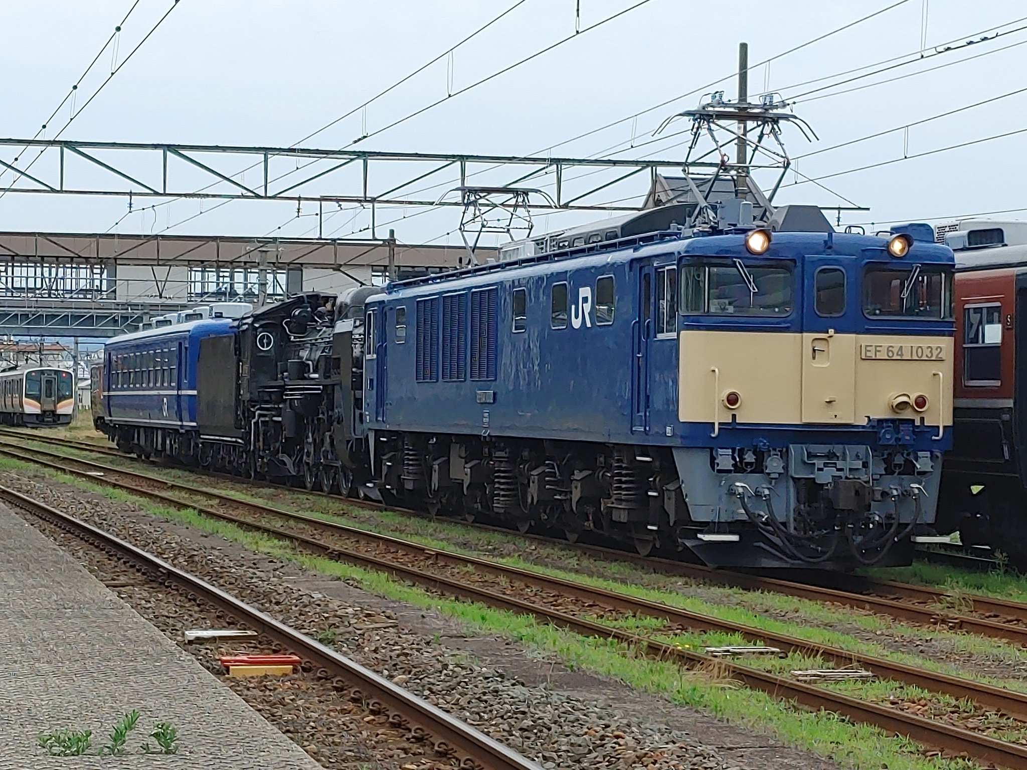 ハマ8001レ on Twitter: "2023.07.07 新津駅 EF64-1032＋C57-180＋オヤ12-1(配給) https://t.co/Hf6gSrJ1qU" / Twitter