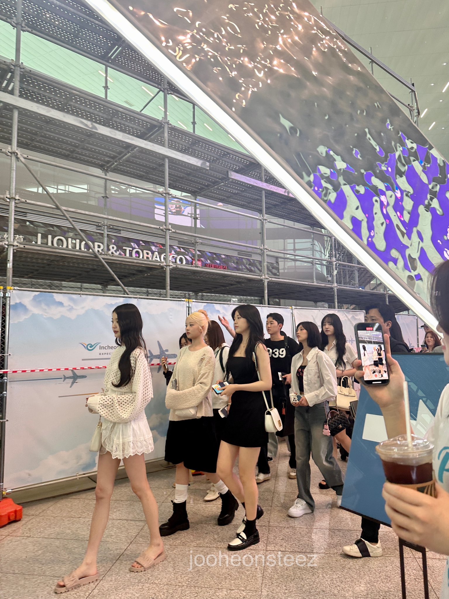 tai on Twitter: "230707 #IVE walking to their gate at incheon airport #아이브 #JANGWONYOUNG https ...