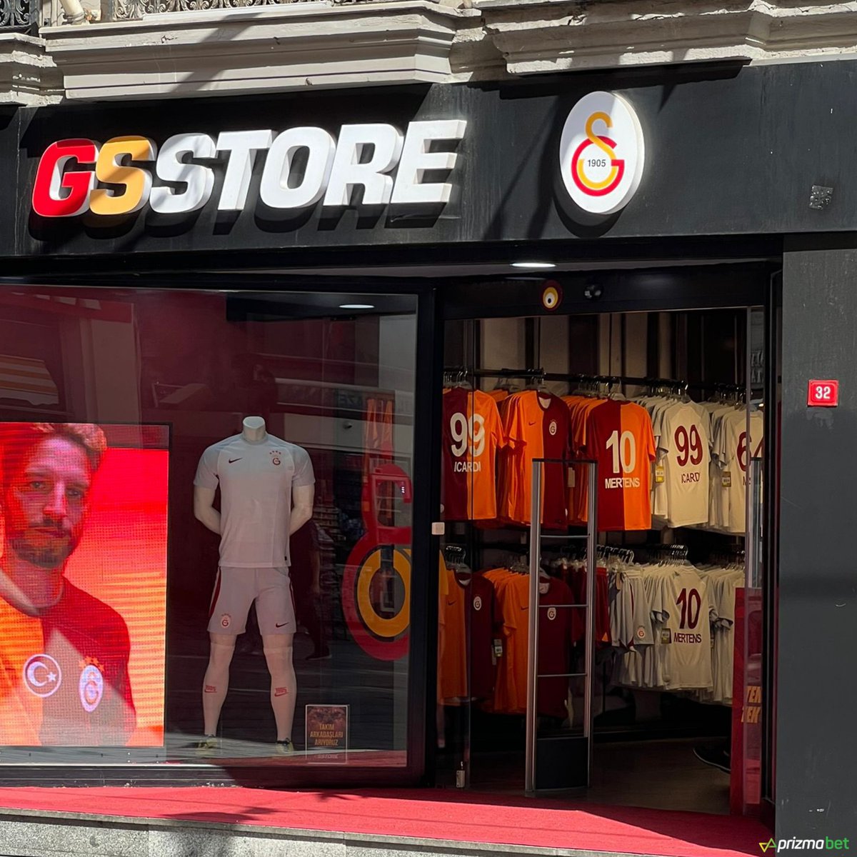 Galatasaray Ruhu on Twitter: "Beyoğlu GS Store'da Mauro Icardi'nin 99 numaralı yeni sezon ...