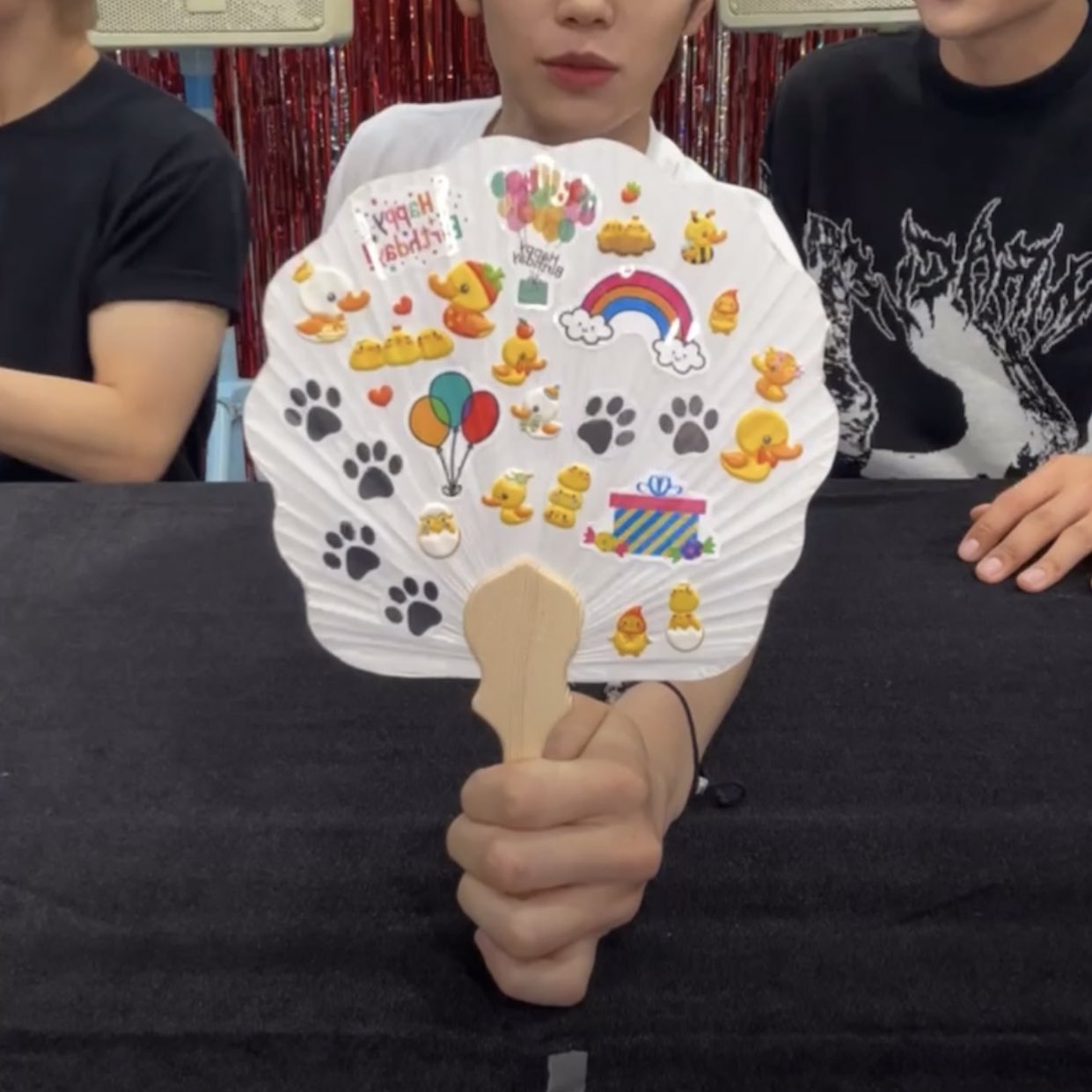 Oops On Twitter 아니 우리 짱이 선물 실화야 이전에 목캔디에 일일이 슫티커 붙였던 것처럼 오리스티커 아기자기하게 붙인 쁘띠뽀짝감성은 살아있는데 부채가