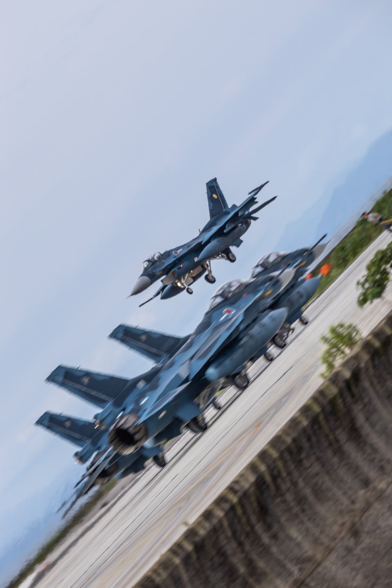 Tyler Rogoway on Twitter: "F-2 party! Nobody keeps the paint up on a fighter like Japan does ...