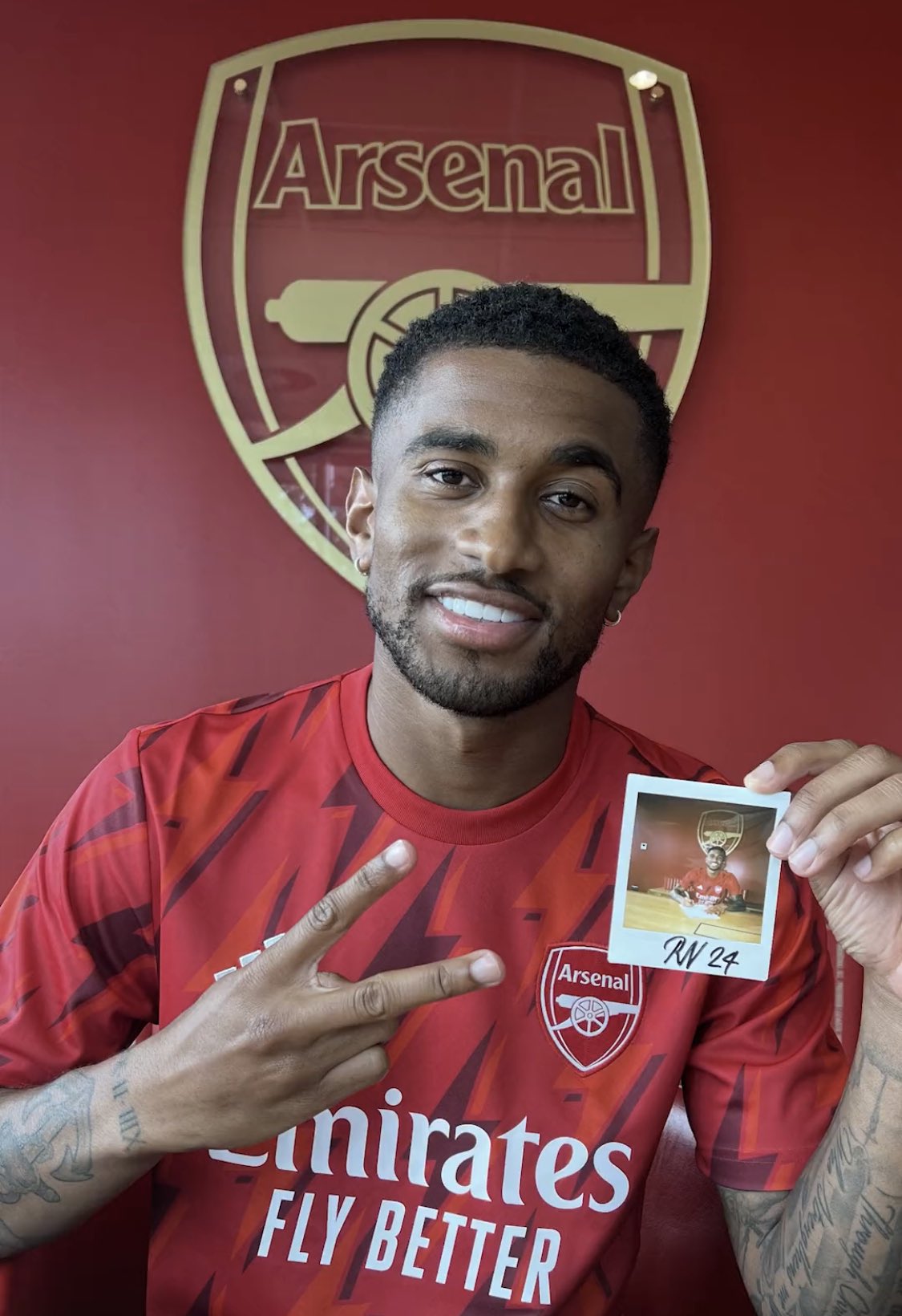 Arsenal Buzz on Twitter: "📸| @ReissNelson9 📝 ♥️ #afc https://t.co/64GeYe3r5e" / Twitter