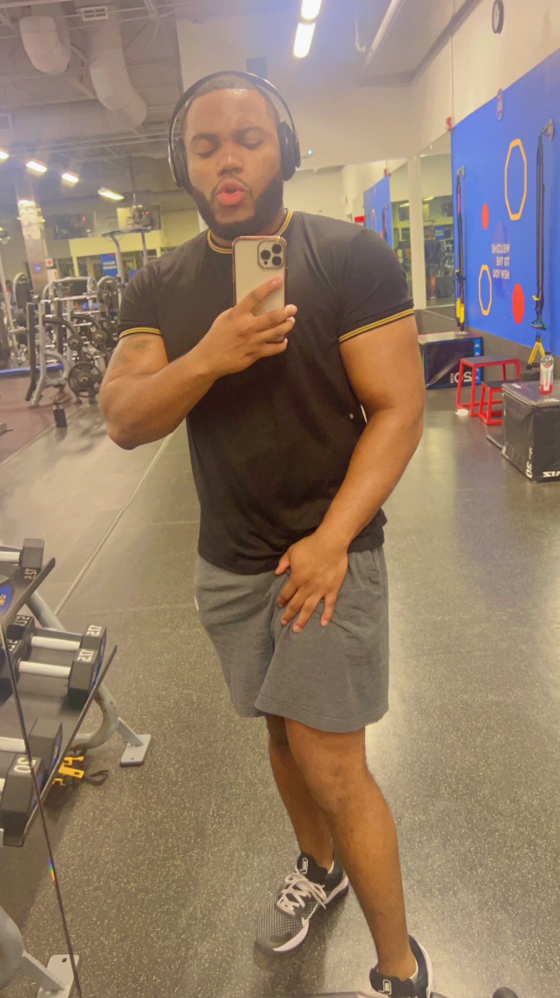 Chris on Twitter: "Who’s up with me? 😬 https://t.co/PJ1g5uFL4o" / Twitter