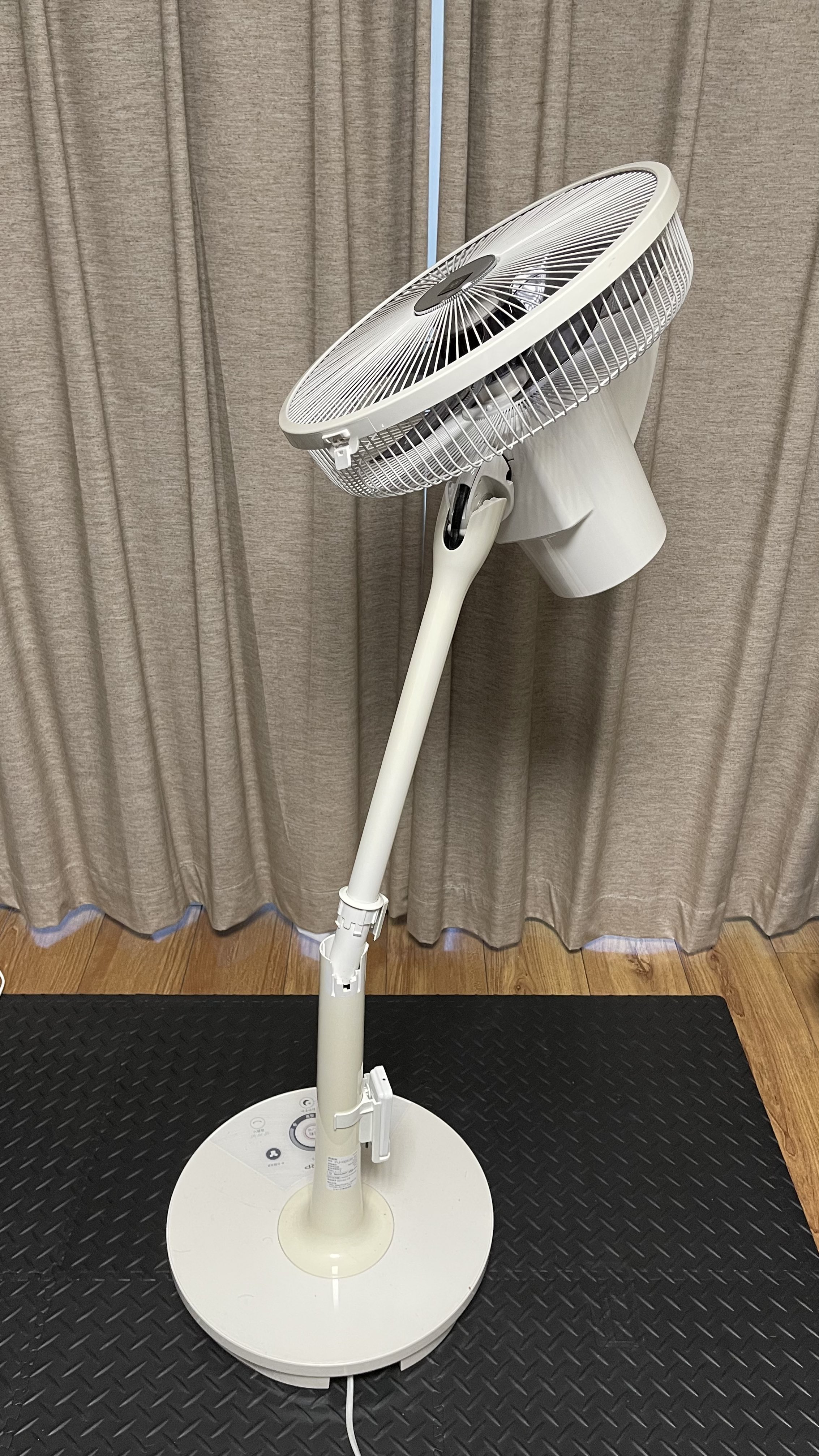 Miyahan on Twitter: "シャープの扇風機が前衛芸術になったので捨てようと思います。 1年ちょいで首がおかしくなり、最近ポールがすっぽ抜けるようになり騙し騙し使ってたけど遂に ...