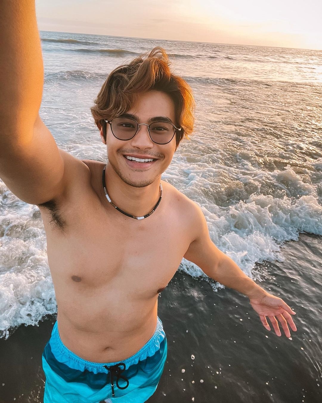 MRVVIP on Twitter: "Mike Ethan shirtless on beach snaps. #selebwatch https://t.co/9aBjLlX6g6 ...