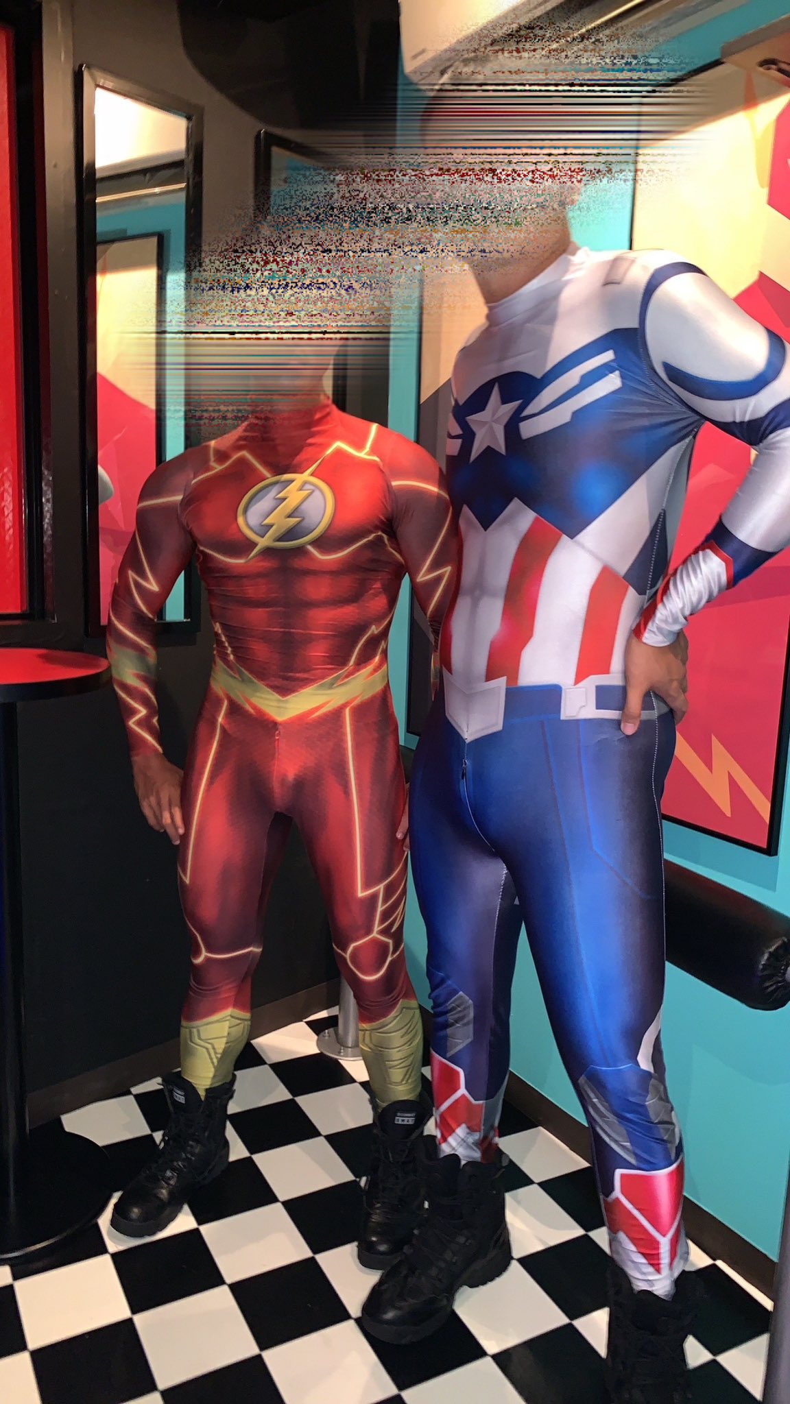 bar blacknude HERO on Twitter: "新人HERO 蓮(レン)君21歳も変身しました(赤) 青はイケメン慎一郎君24歳です。 HERO、オープンしました！ https ...