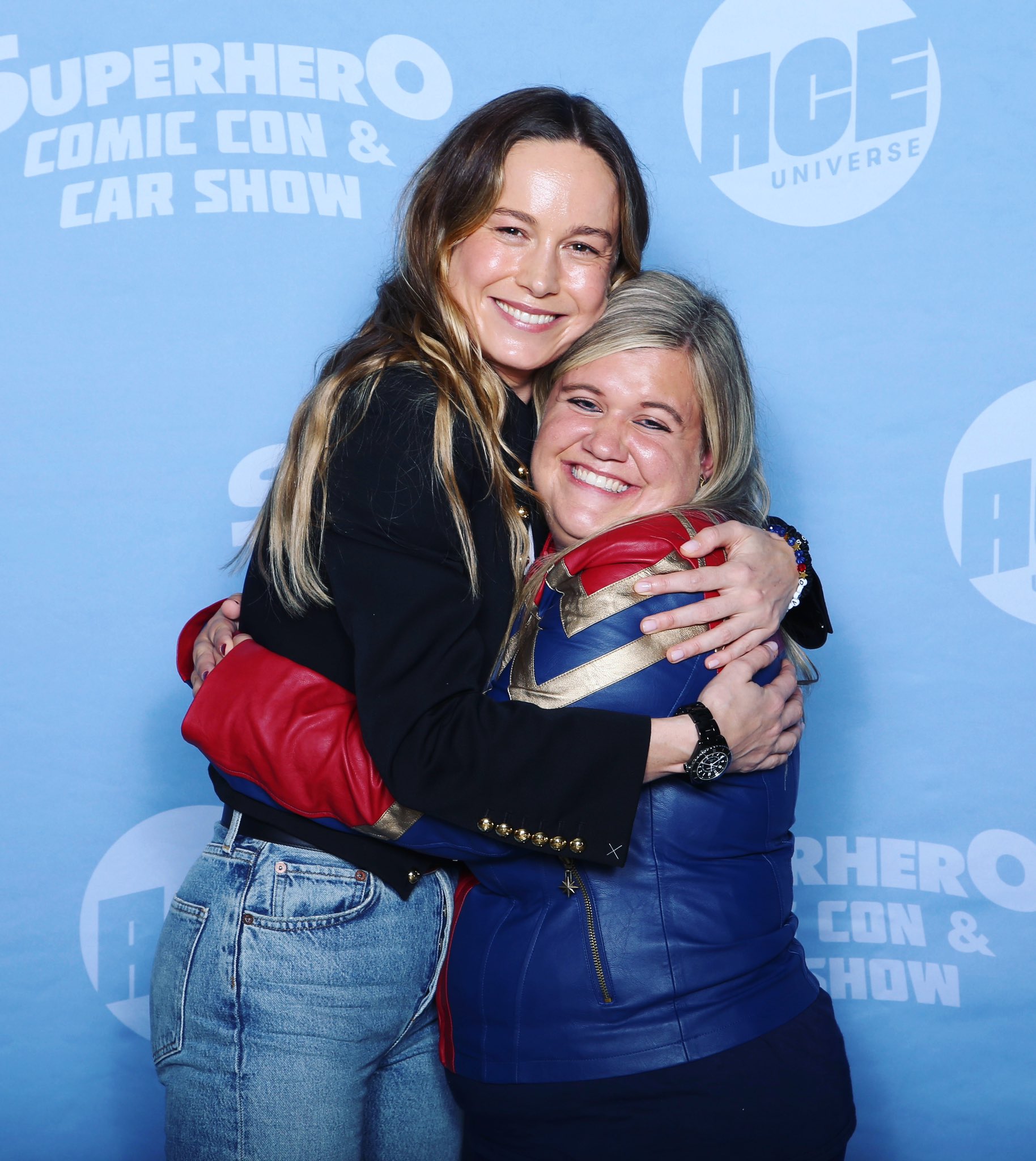 . on Twitter: "Brie Larson with fans at San Antonio Superhero Comic Con. 😍 #CaptainMarvel # ...