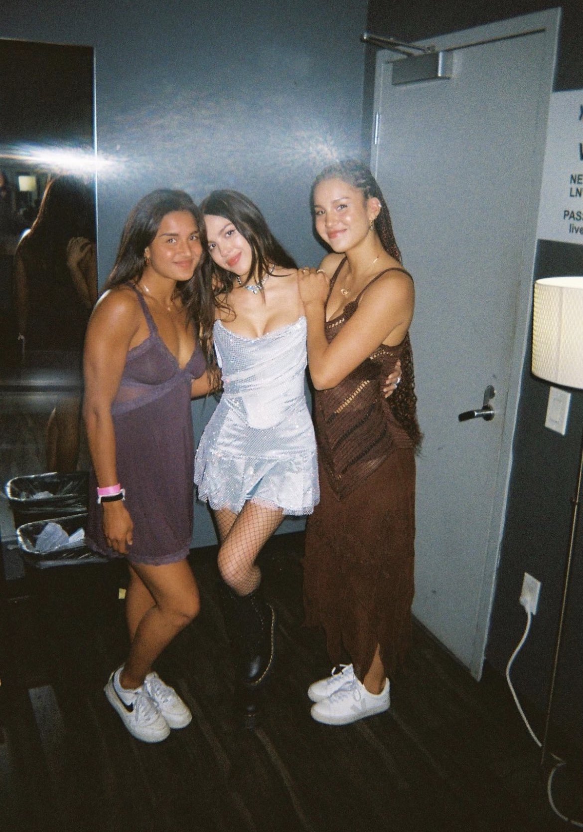 Olivia Rodrigo Daily on Twitter: "📸 | (Old) New photo of Olivia on tour with Sofia and Bella ...