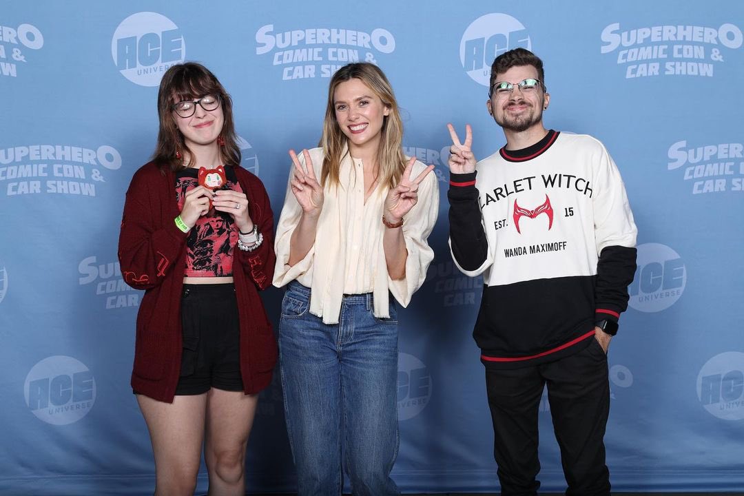 Elizabeth Olsen Access on Twitter: "Some photos of Elizabeth Olsen with fans at the Superhero ...