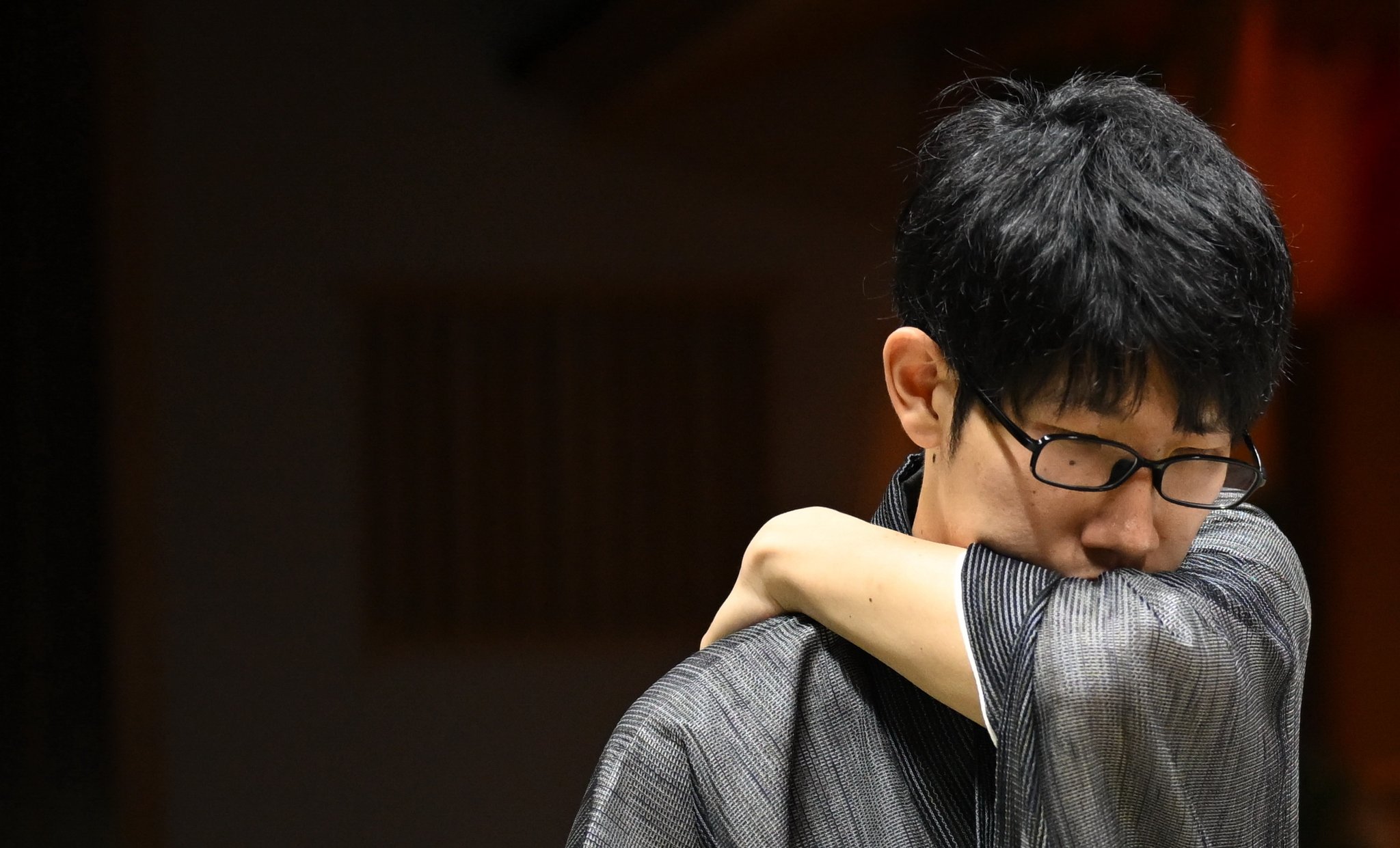 中日新聞 東京新聞 将棋【公式】 On Twitter 第64期王位戦 第1局2日目は間もなく昼食休憩に入ります。 難解な中盤戦が続いていますが、控室はやや後手持ちという感想です
