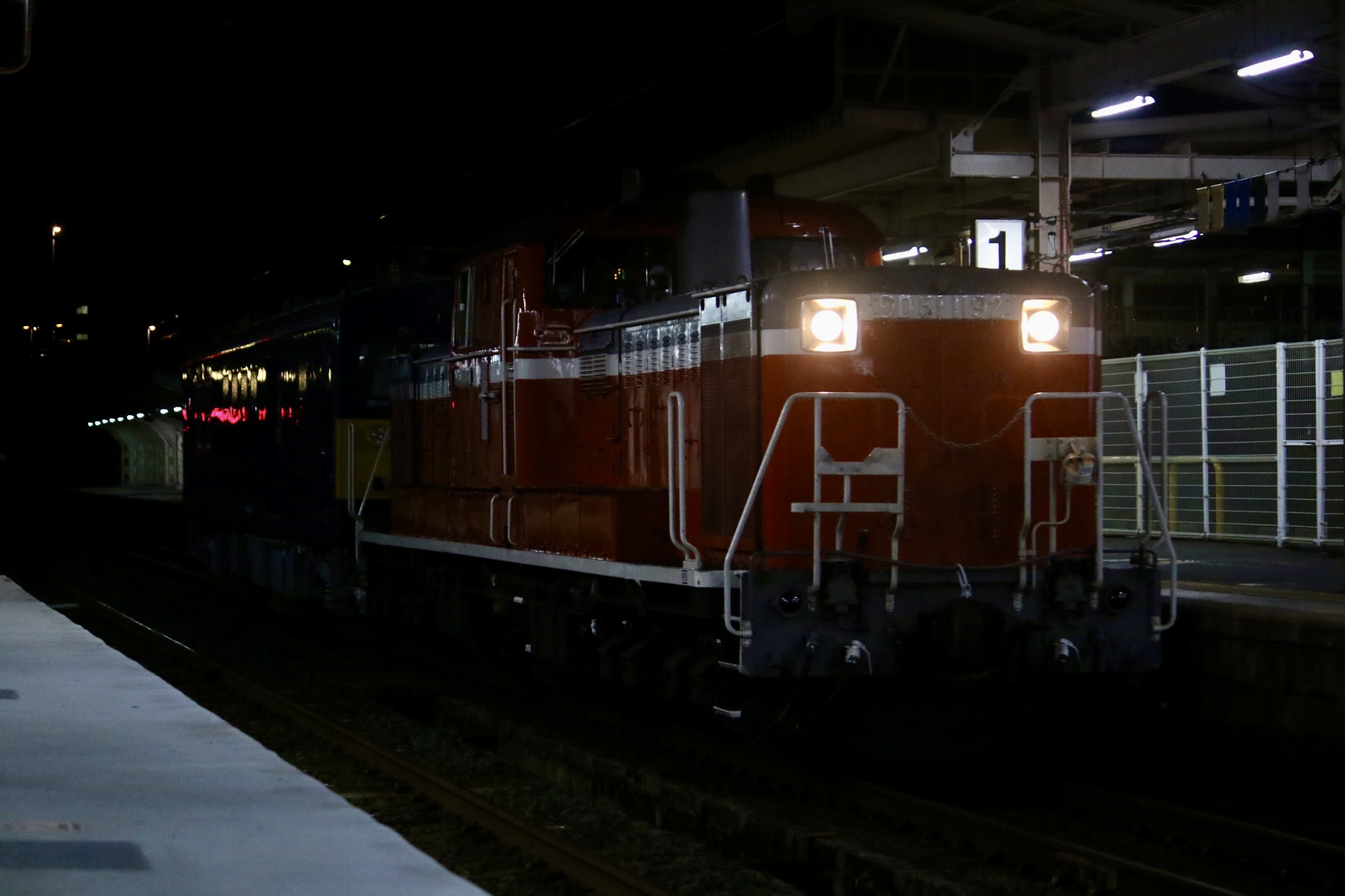 ダーコマ on Twitter: "配9563レ DD51-1192[宮]＋クモヤ145-1051 やっぱり暗いなぁ、けど、なんとか https://t.co/sVC94lPvvP ...