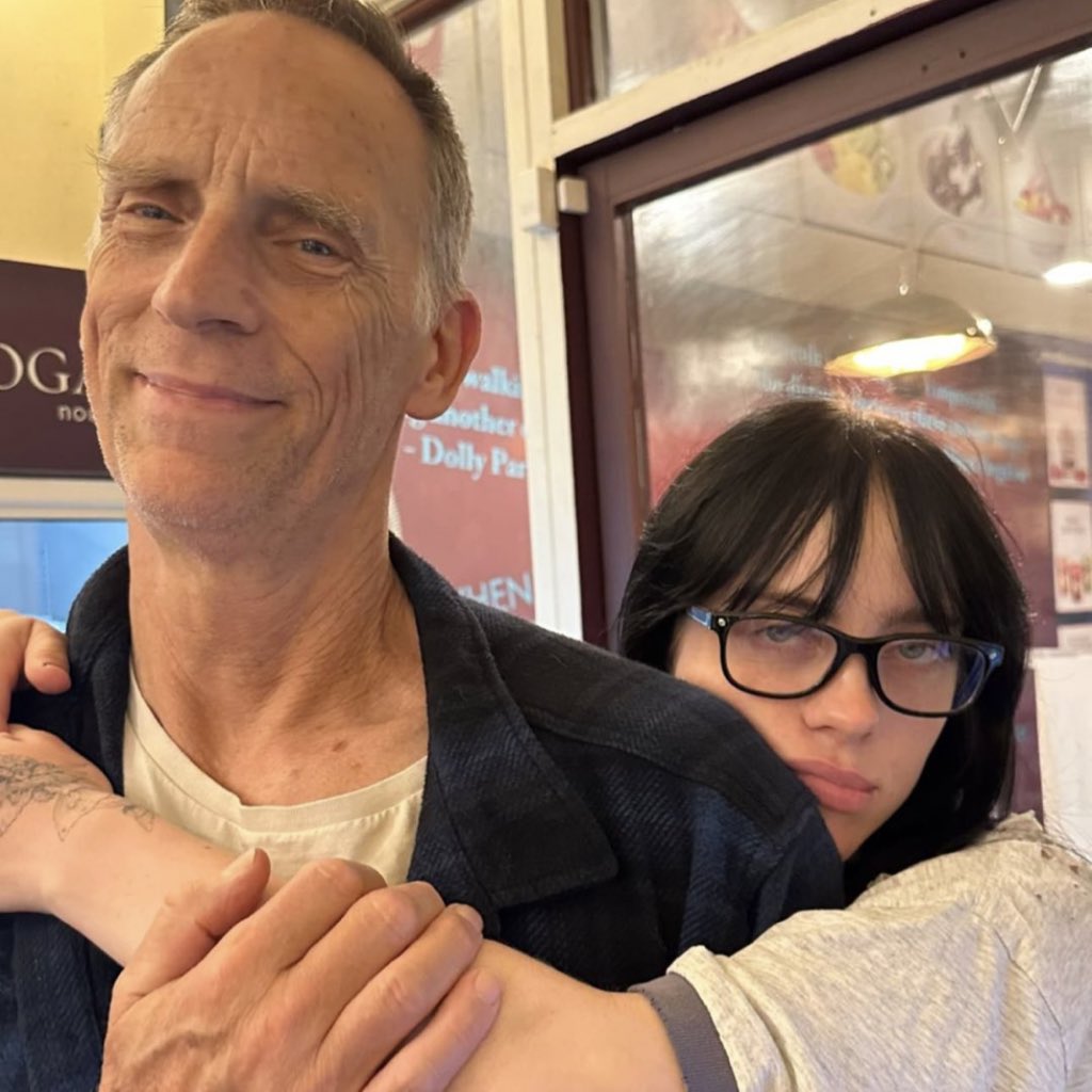 molly BILLIE IS COMING ʚɞ on Twitter: "BILLIE WITH GLASSES I REPEAT BILLIE WITH GLASSES https ...