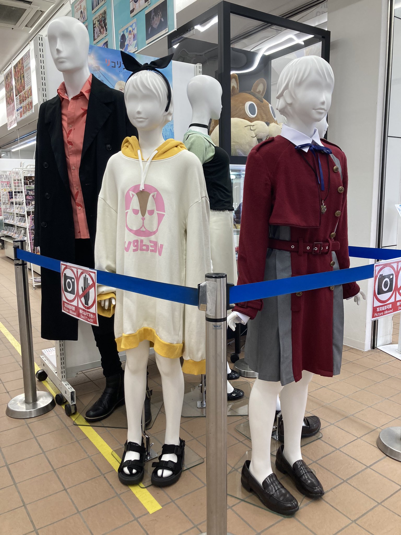 ぬぶすらぐ On Twitter アニメイト秋葉原店頭 リコリスリコイル舞台版のブルーレイと衣装小道具が展開されてました あのウンパフェや泥酔も 