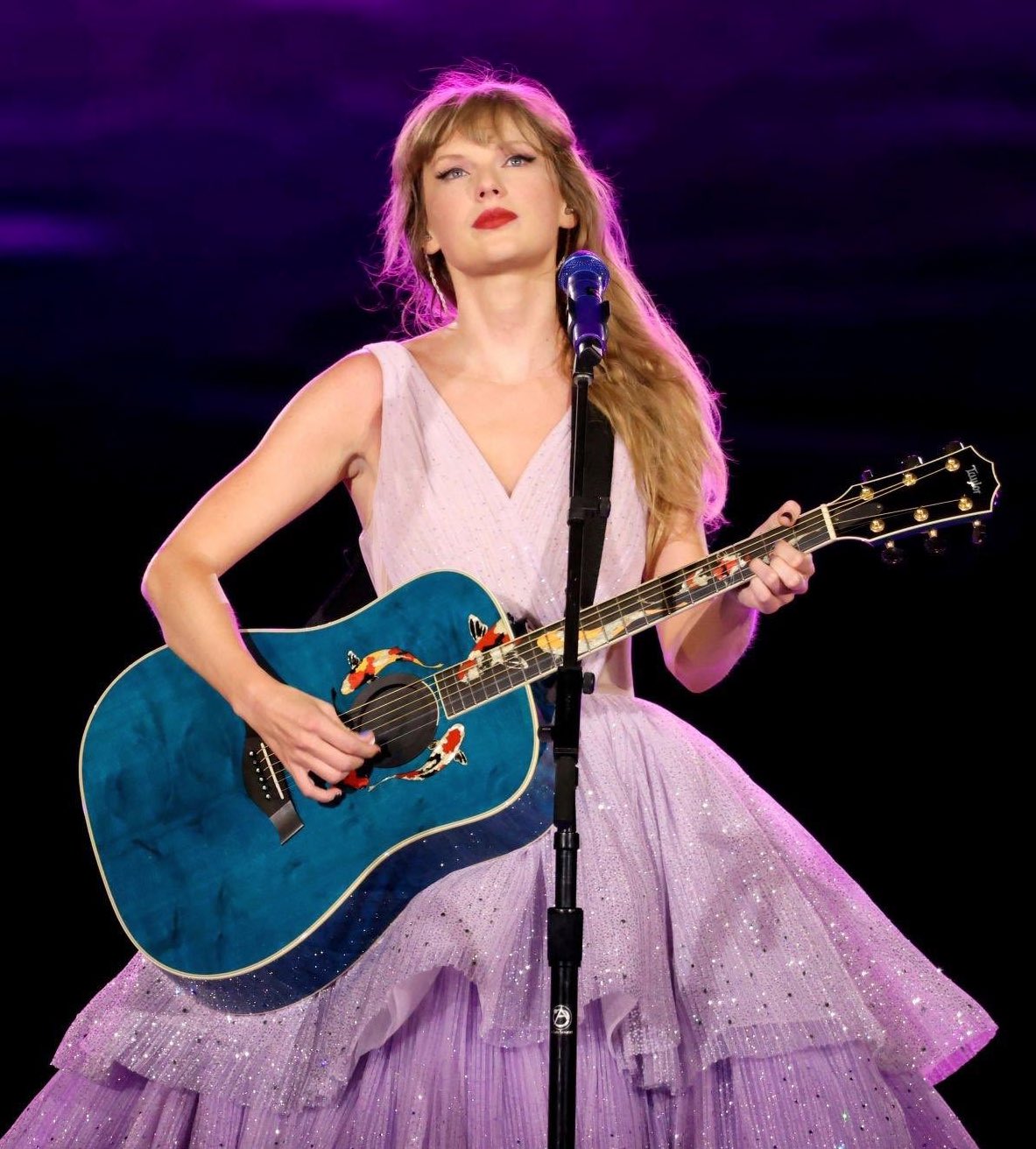Taylor Swift Singing With Guitar