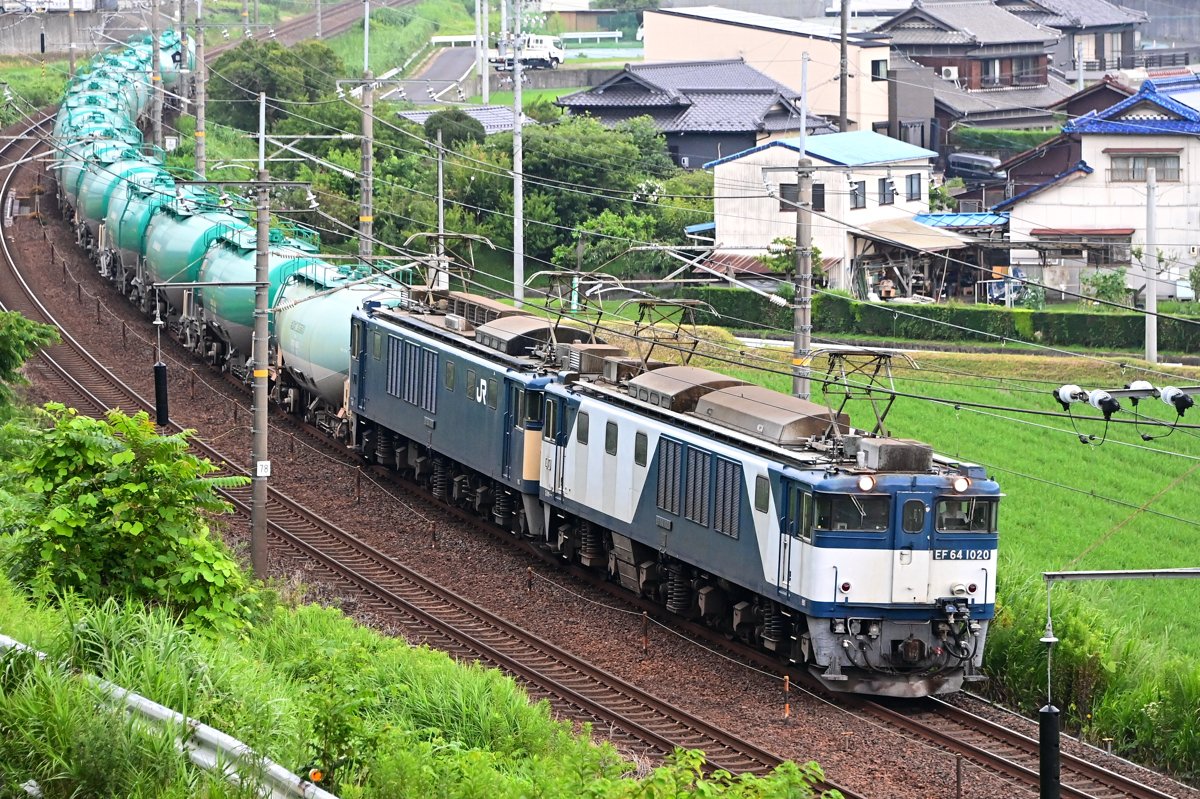 矢左衛門 on Twitter: "中央西線 8084レ EF64 1020号機 更新色JRFマーク無し 1021号機 国鉄色 タキ14両、 瑞浪を定刻通過しました。😀 ️ https://t ...