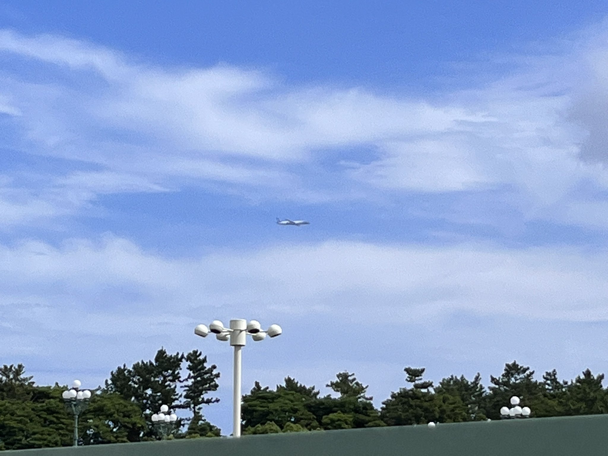 UMIUMI on Twitter: "めっちゃわかりづらいけど舞浜上空にANAのR2-D2発見！！！ https://t.co/0YWybsURNE" / Twitter