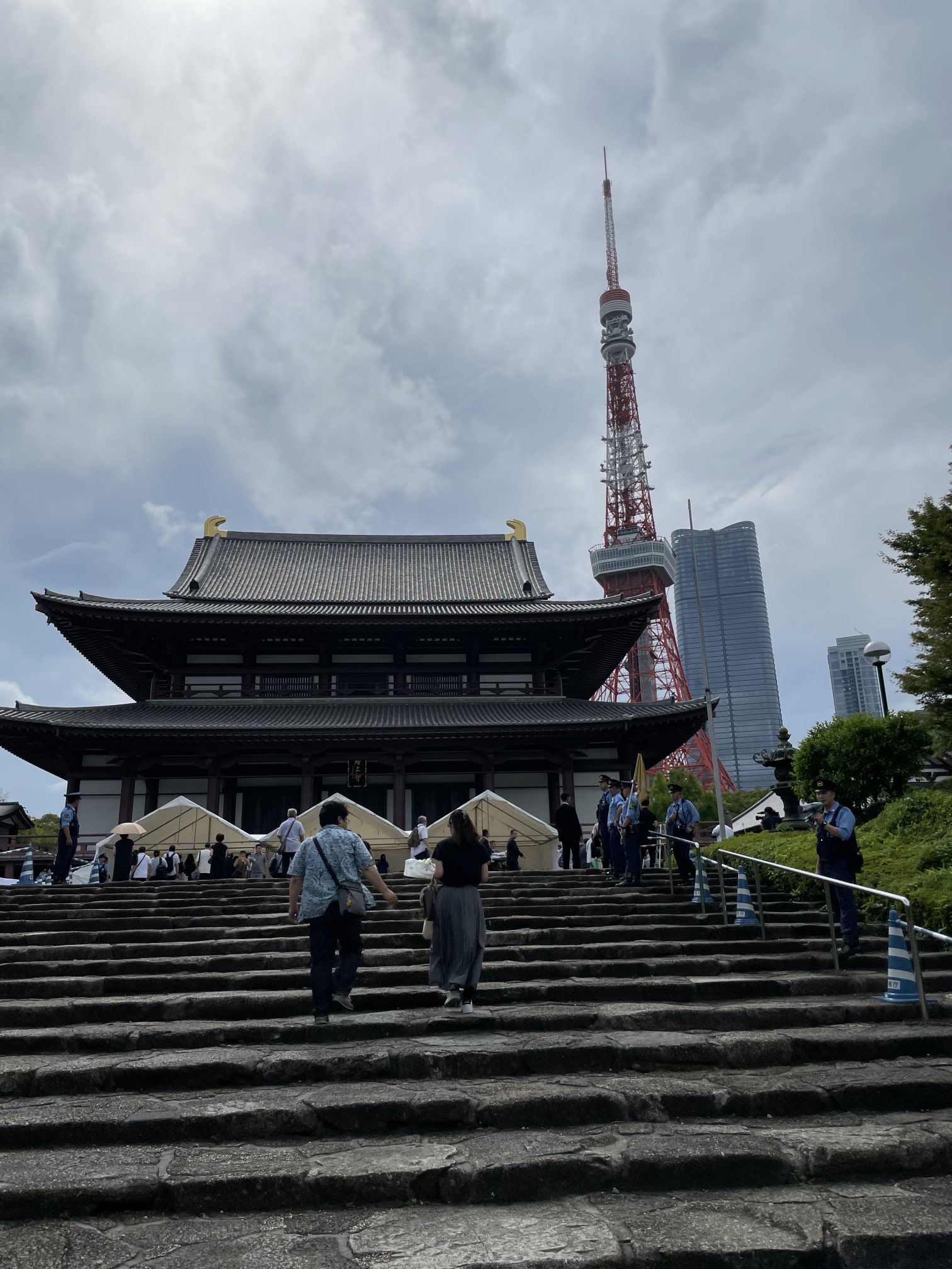 高橋洋一(嘉悦大) On Twitter 安倍さん一周忌。それぞれ思いの地で献花。増上寺 Yeyb4tjogs Twitter