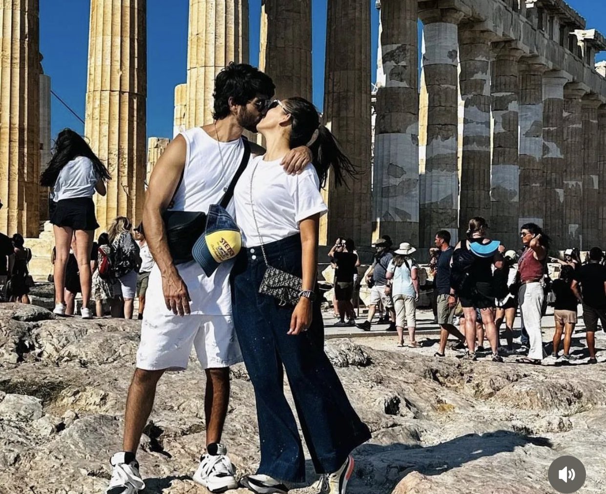 Umair Sandhu on Twitter: "Wow ! What a Horny & Show off Couple #ShahidKapoor & #MiraKapoor ...