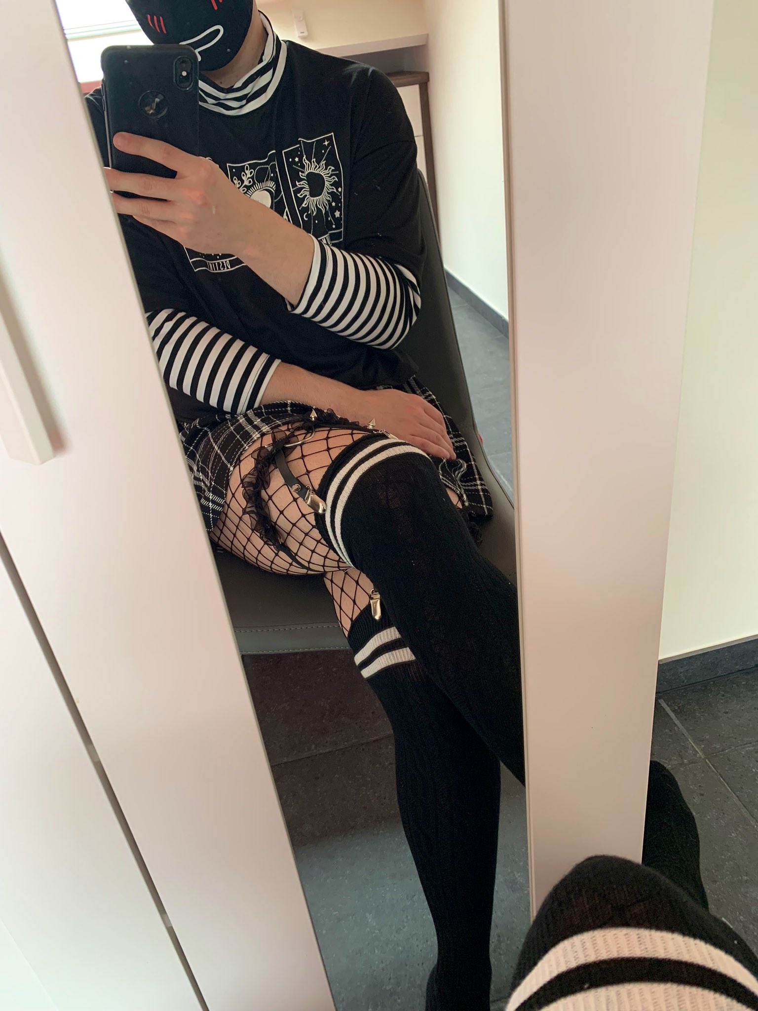 Jaycee on Twitter: "Want to sit on my lap? I can give headscratches 🥺 https://t.co/NsGWfAcDHo ...