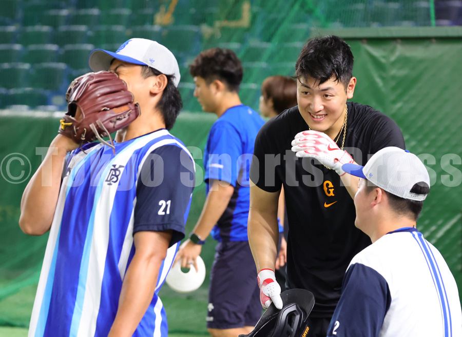東スポ 写真部 on Twitter: "【プロ野球】 2023年7月8日 巨人×DeNA #岡本和真 #牧秀悟 #今永昇太 ＃巨人 #ジャイアンツ #bayStars #DeNAベイスターズ ...