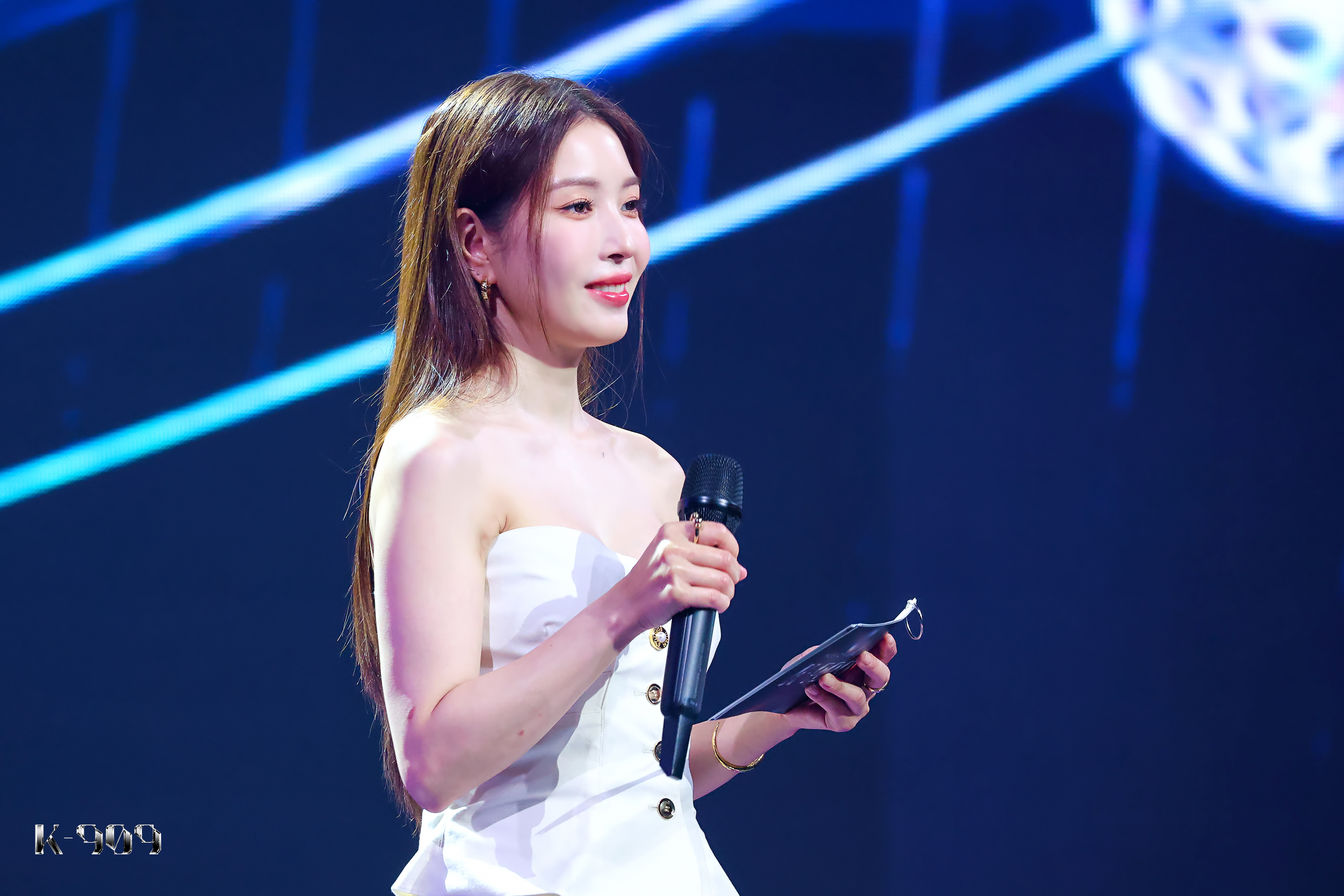 K-909 on Twitter: "[#909현장포토 📷] 빛을 따라가면 아름다운 MC 보아...💛 #K909 #KPOP #보아 #BoA @BoAkwon https://t ...