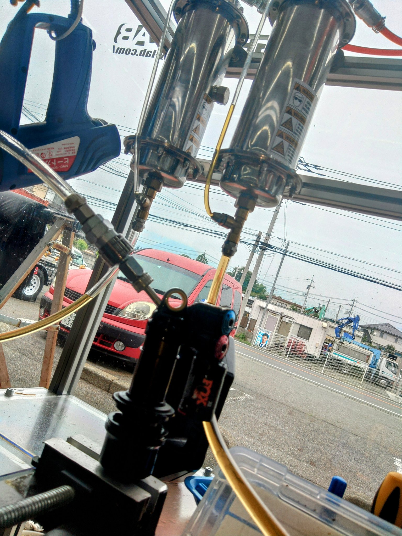 gravitylab＝重力技研 on Twitter: "某YouTuberの6年落ちなリアショックOH、バキュームで真空引き&ズドーンとオイル圧送充填。 https://t.co ...