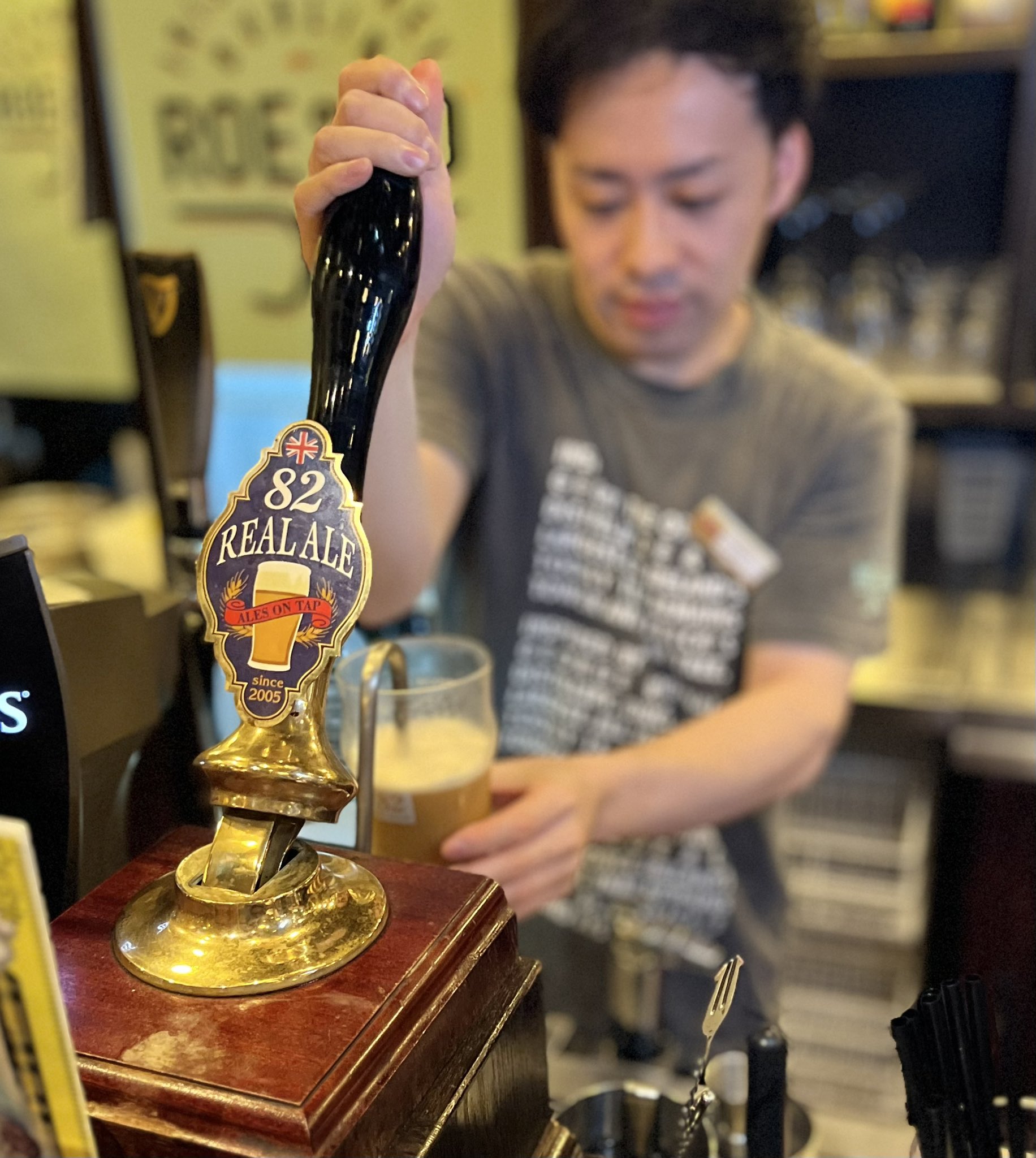 Hiroaki Bessho 別所弘章 on Twitter: "ハンドポンプで注ぐ82リアルエールに、現在のゲストビールは常陸野ネスト ペールエール🍺 https://t.co ...