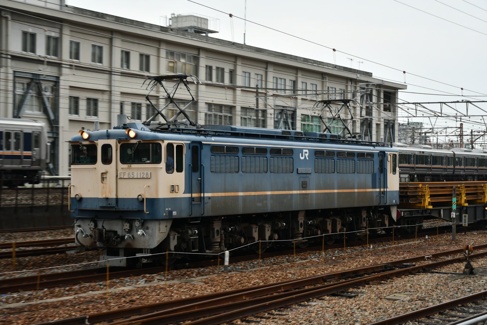 神戸線民 on Twitter: "工9382レ EF65-1128＋チキ6B 停車 75レ EF65-2080 西明石17時47分通過 理想の構図で初めて撮れましたが、天候は曇りと少し残念 ...