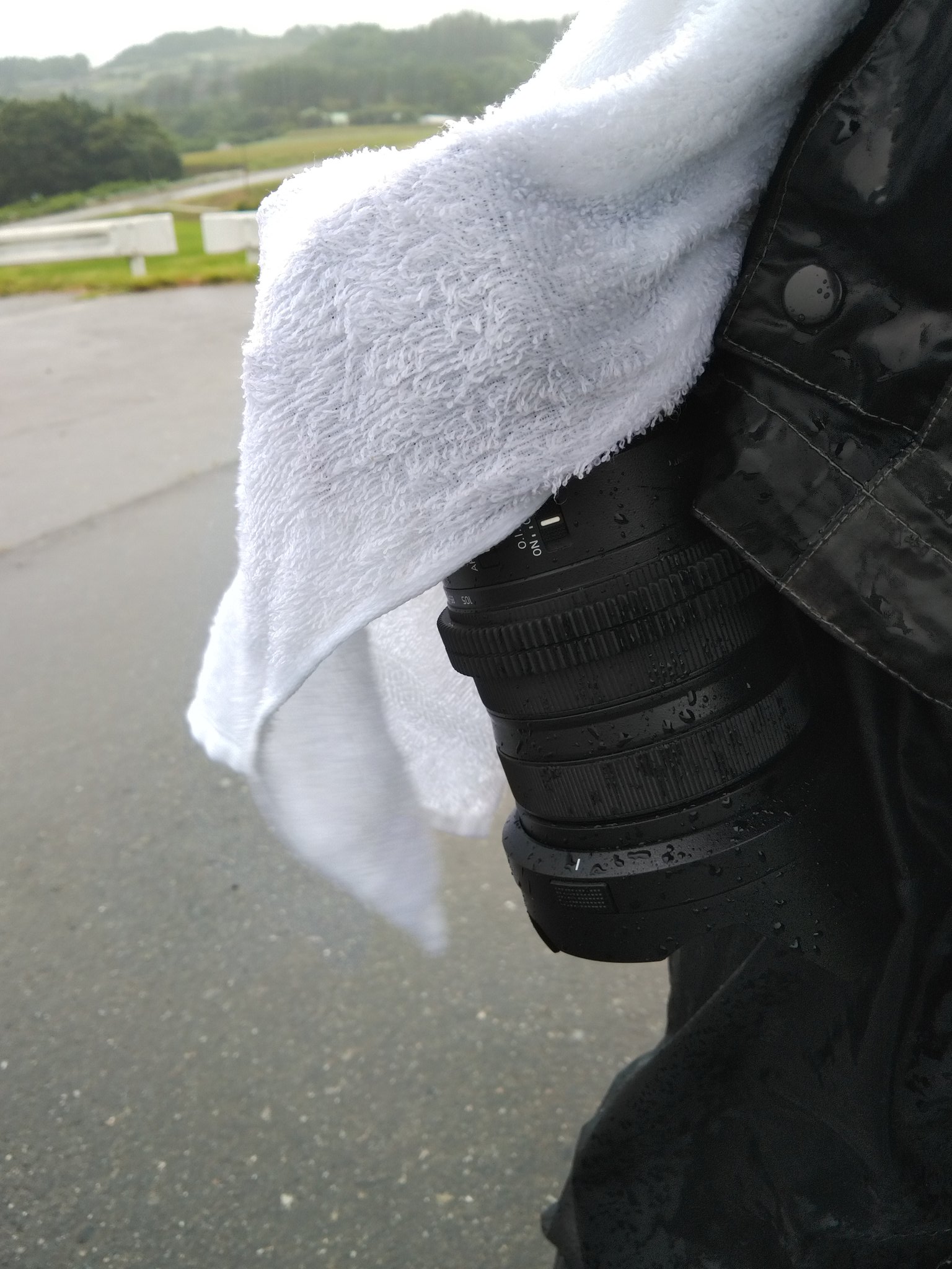 STUDIO_TARAS on Twitter: "雨の持ち歩き方。 あれ？O.I.S.がオフってる💦 https://t.co/CxXfGHaZ2a" / Twitter