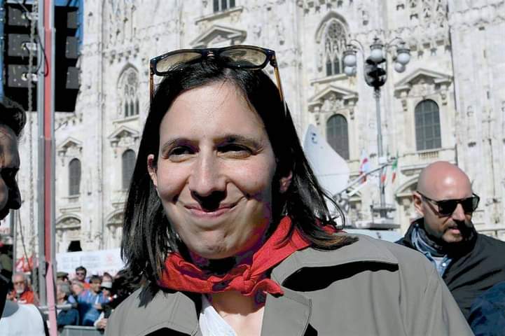 Sabrina F. on Twitter: "Il vuoto culturale dietro a questo inutile essere fa spavento. Parla ...