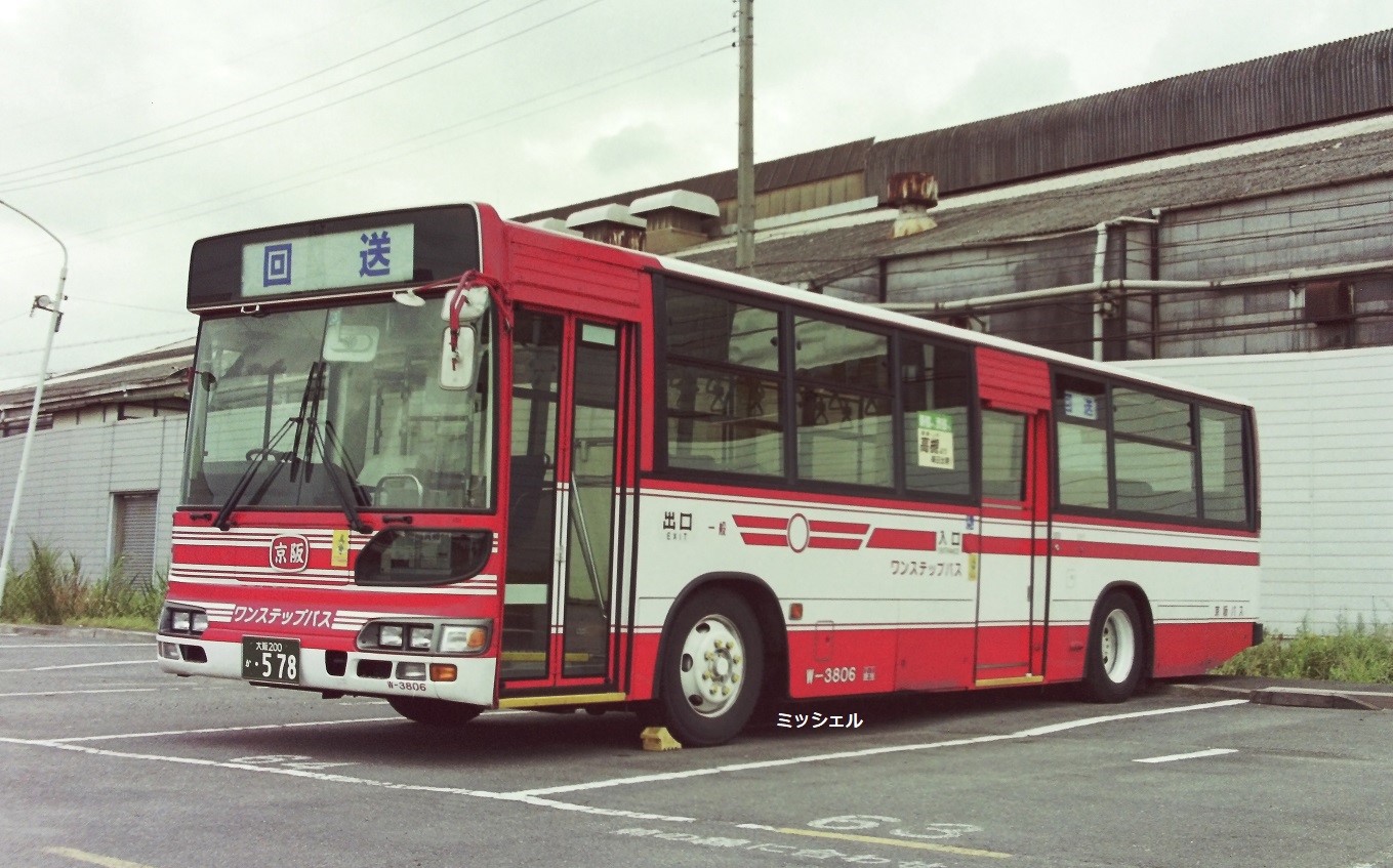 ミッシェル on Twitter: "京阪バス 日野 KL-HU2PMEA 平成13年式 前中扉のブルーリボンシティワンステップバスです。 この年式のクーラーはビルトインタイプを採用しています ...