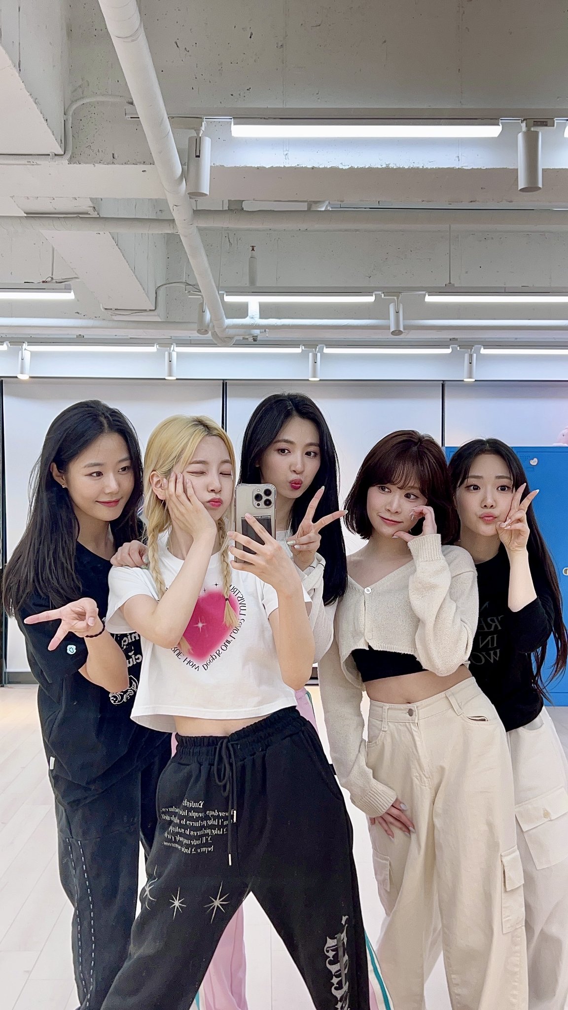 ROCKET PUNCH World 🚀 on Twitter: "[🆕RCPC Weverse Post | Yeonhee] 댄나 사진~~ 셀카도 엄청 많은데 이것부터⭐️🌙 켓치들 ...